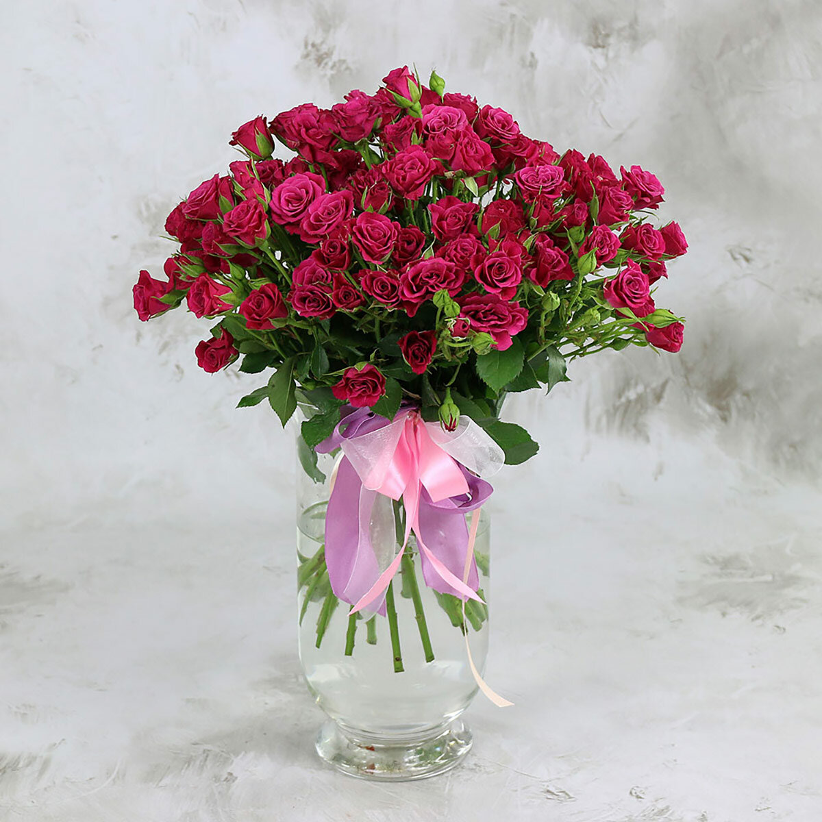 Букет живых цветов из 25 малиновых кустовых роз, высота букета 40см от Букет Маркет