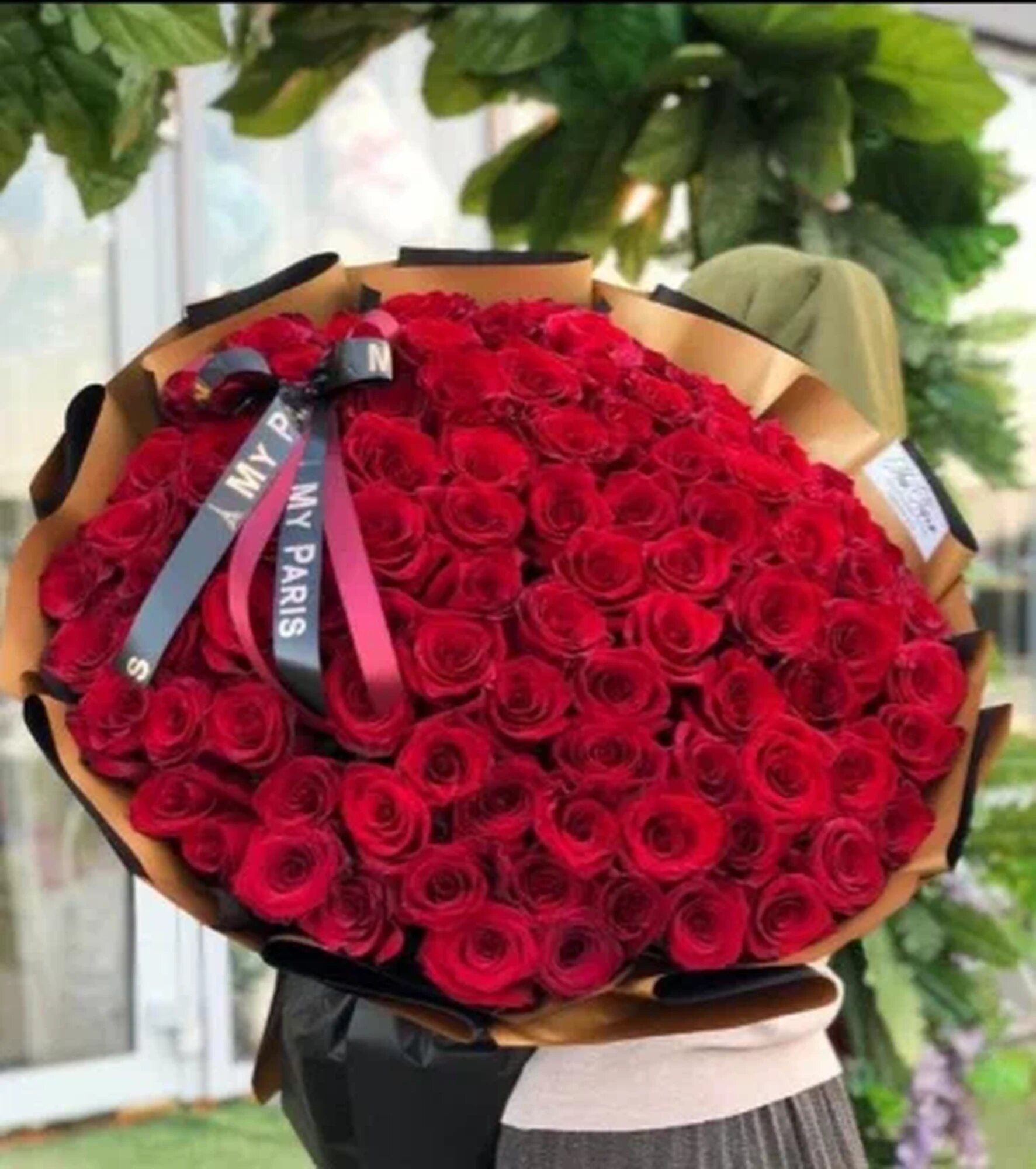 Траурный Монобукет ShokoFlowers, из красных роз, 60 шт, высота 60 см