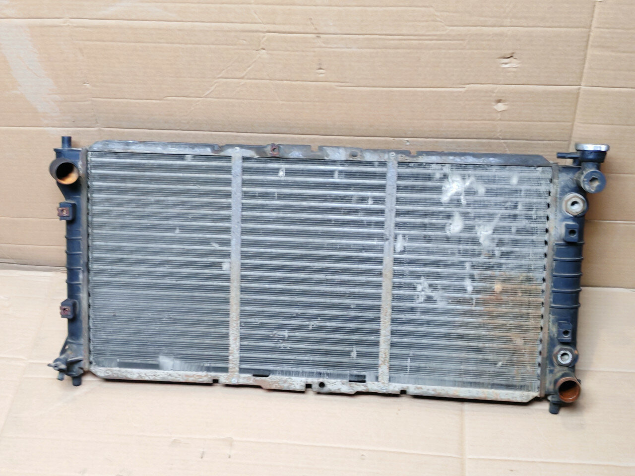 Радиатор охлаждения Mazda 626 GE 1,8 хэтч