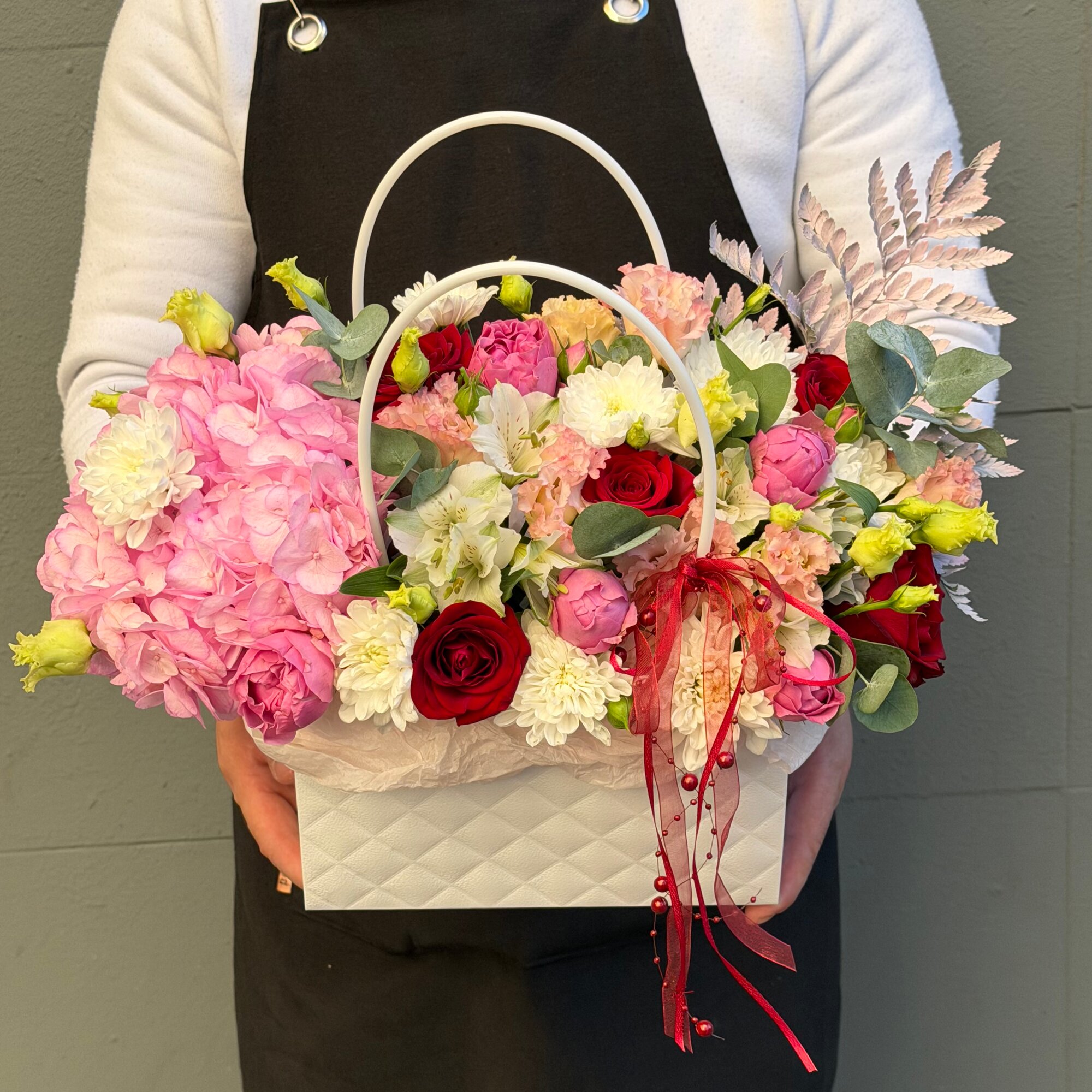Микс сумочка с красными розами, хризантемами и альстромериями от Rybe-flowers