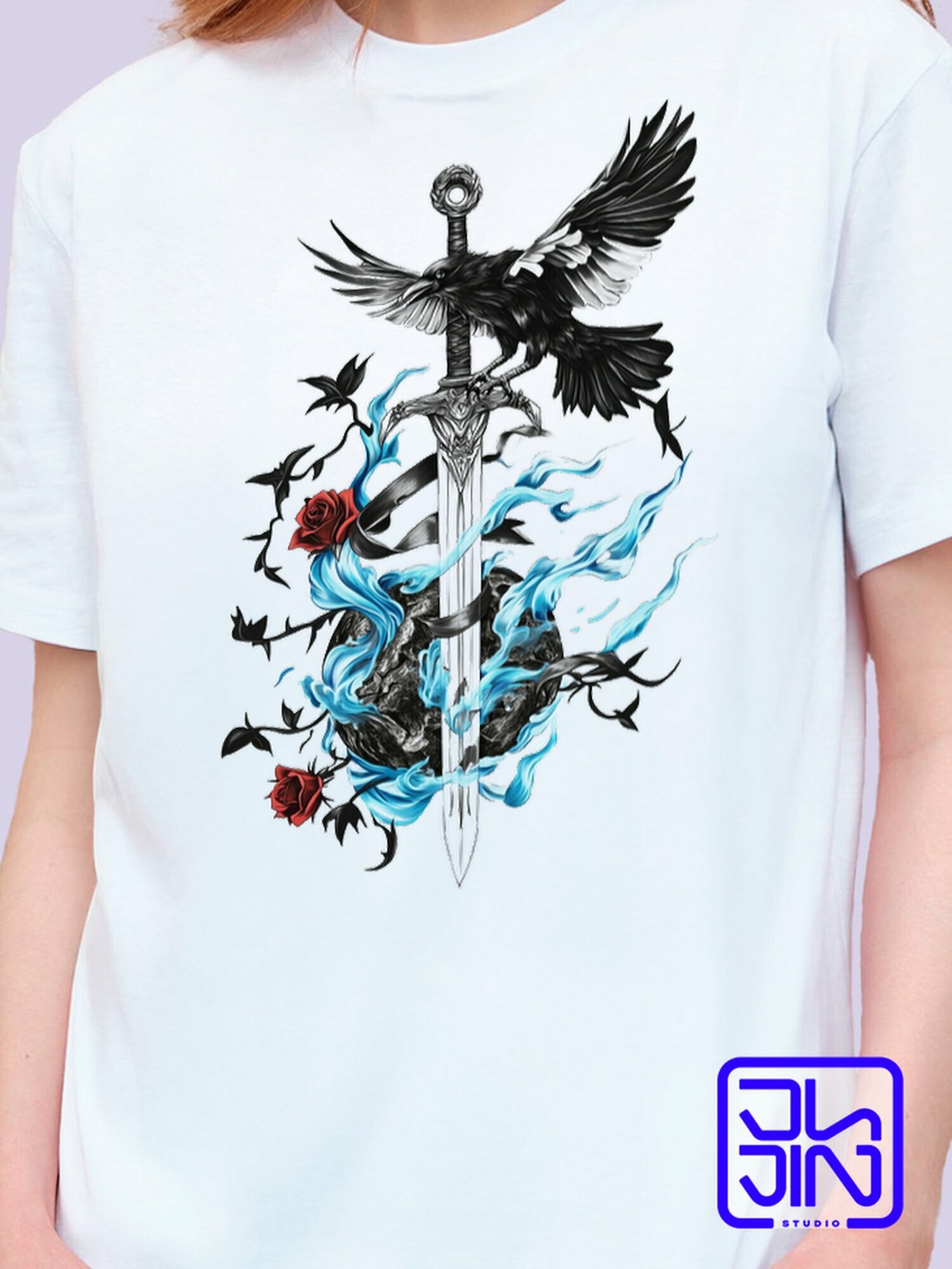 Футболка Jujin Studio классическая женская с авторским принтом Черно-белый агрессивный меч с дерзким вороном и черной розой в пламени, белый хлопковый трикотаж с прикольным рисунком на груди