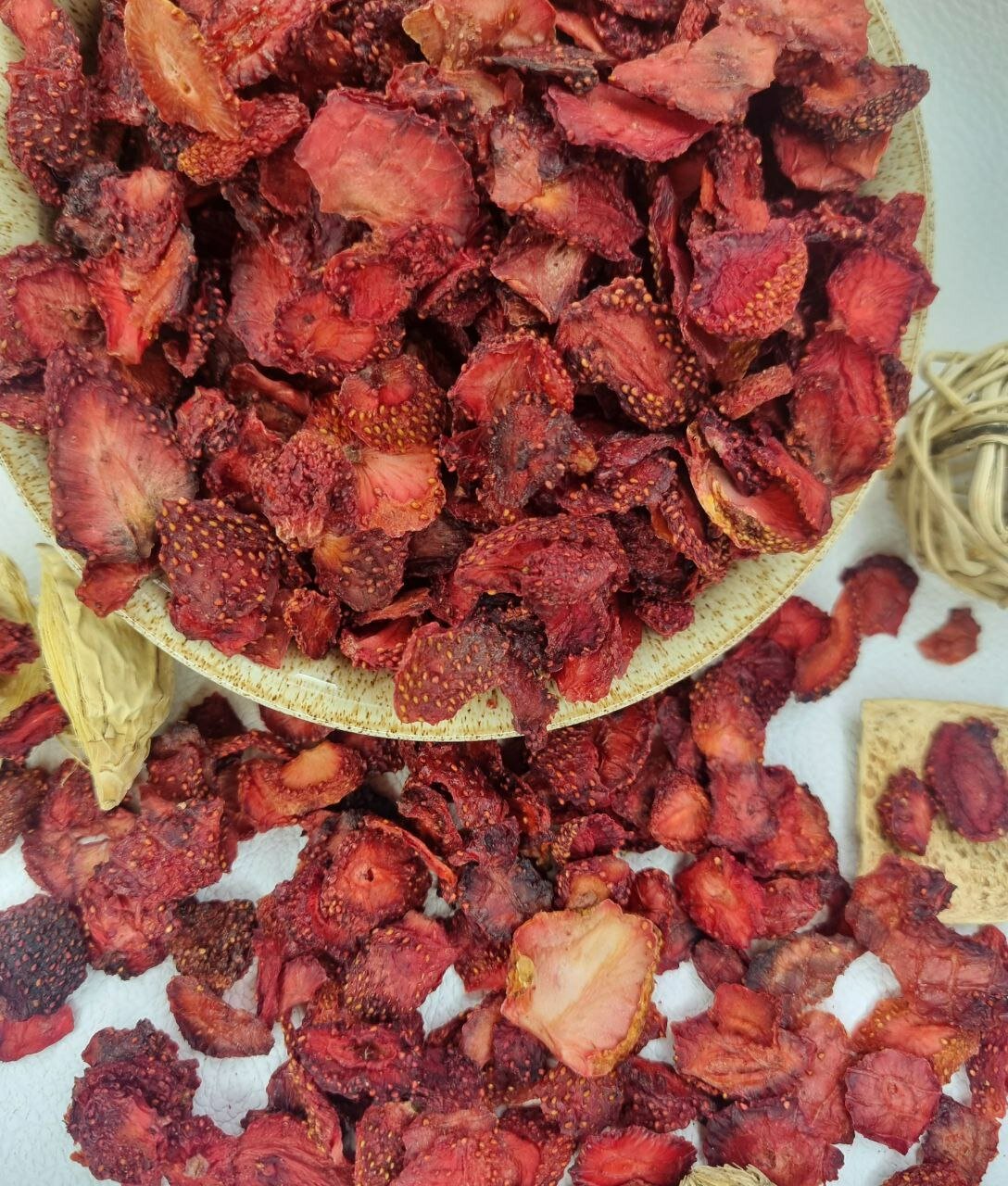 Клубника сушеная от БакалеяПро тонкой нарезки в фасовке 100г