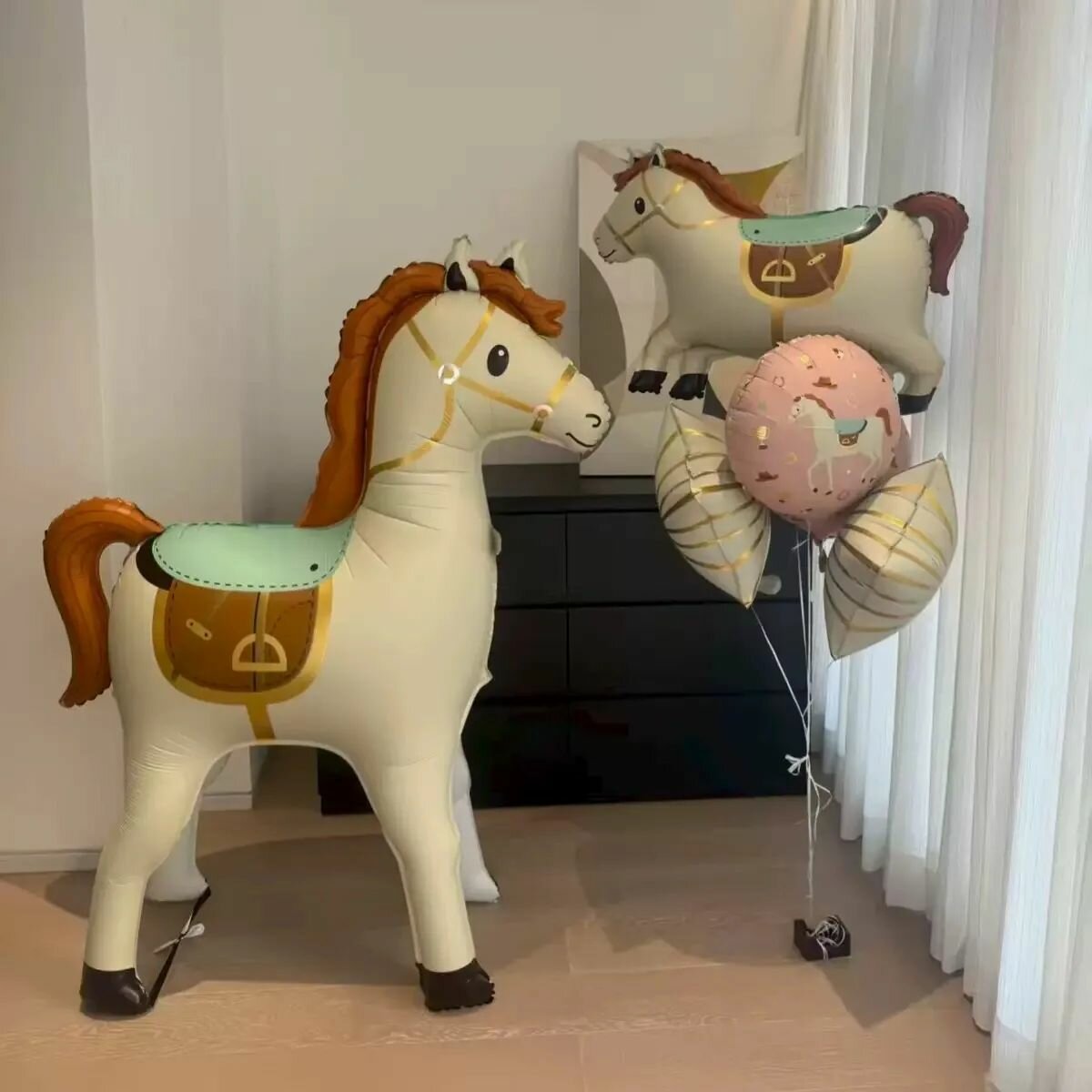 Надувной конь бежевого цвета 147 см