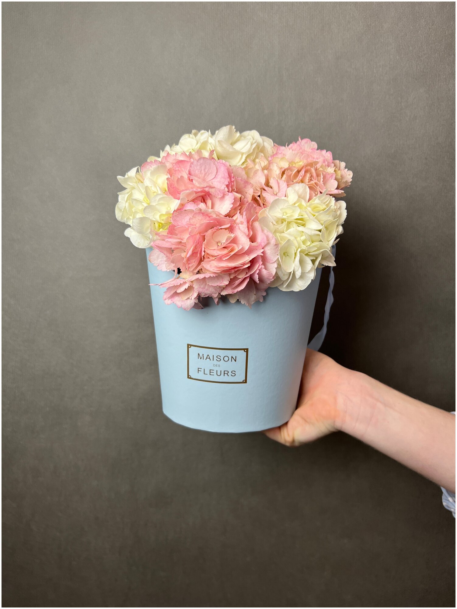 Композиция, цветы в голубой коробке MAX с белой и розовой гортензией