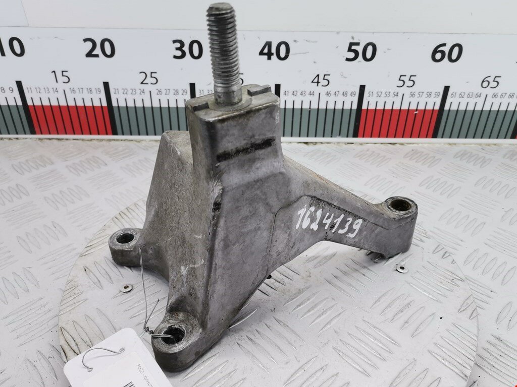 Кронштейн (крепление лапа траверса) кпп Ford Mondeo 3 1S717M125AC арт. 2072216