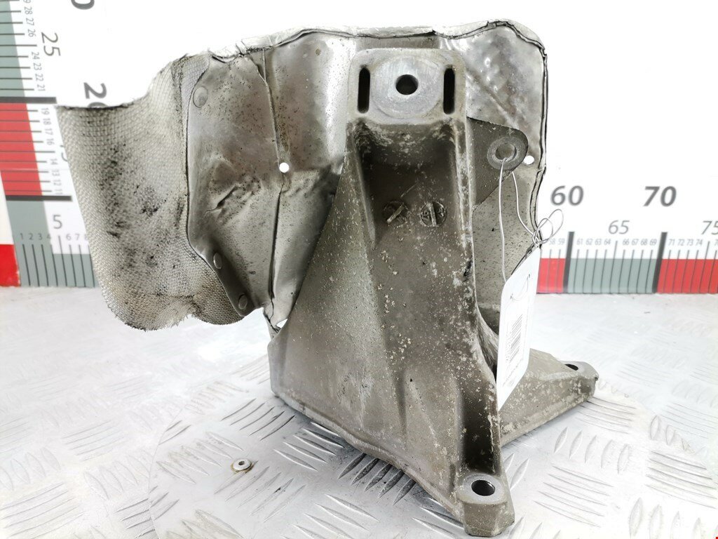 Кронштейн (крепление лапа) двигателя Volkswagen Passat 5 8D0199308M арт. 1771702