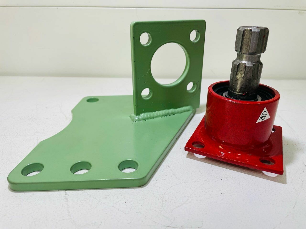 Кронштейн крепления Насоса Дозатора ЮМЗ (8мм) в сборе с стаканом под шлиц для малой кабины нового образца.