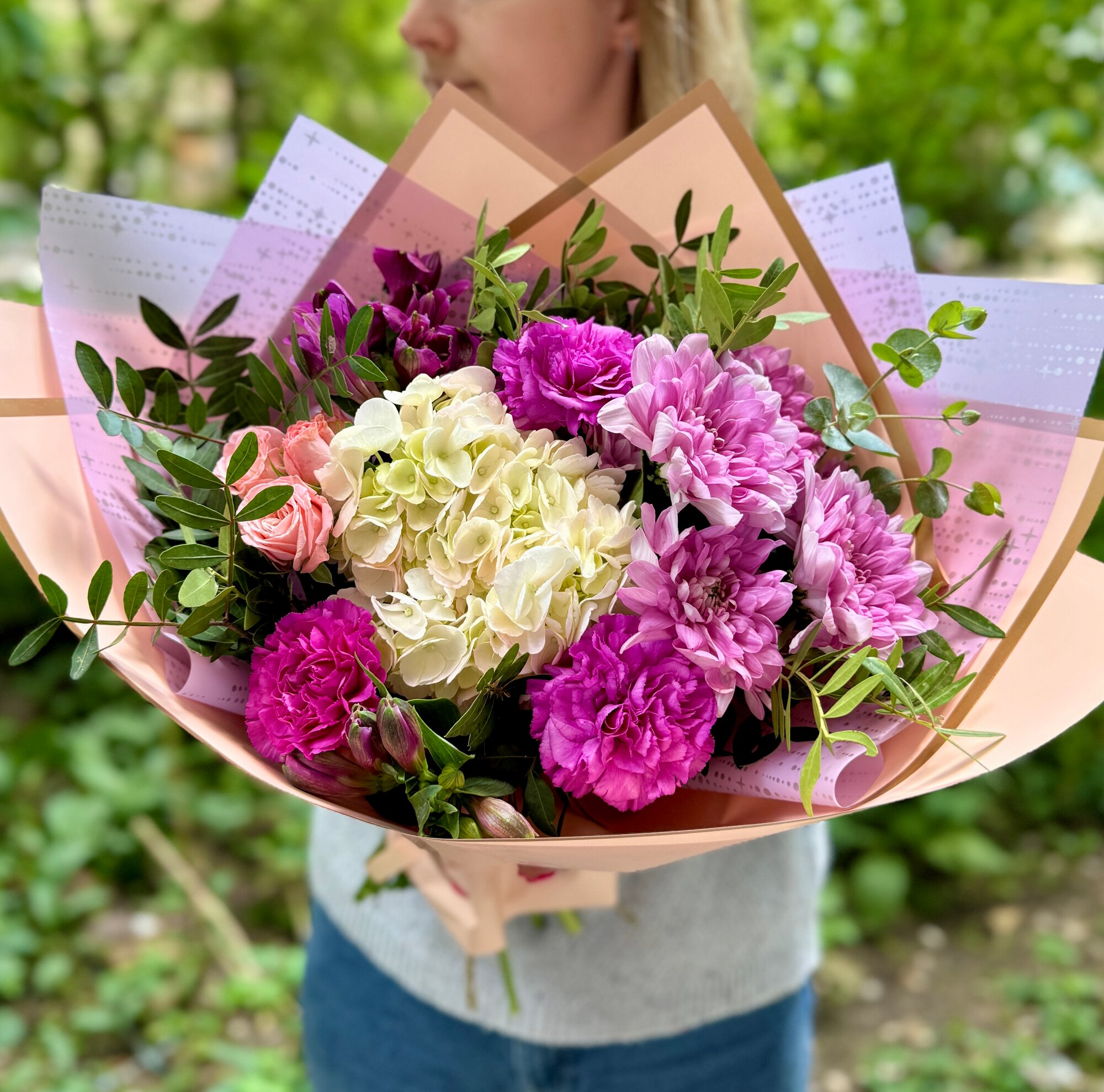 Букет "Шарлотта", с гортензией и эвкалиптом, круглый, 9 цветов, высота 45 см