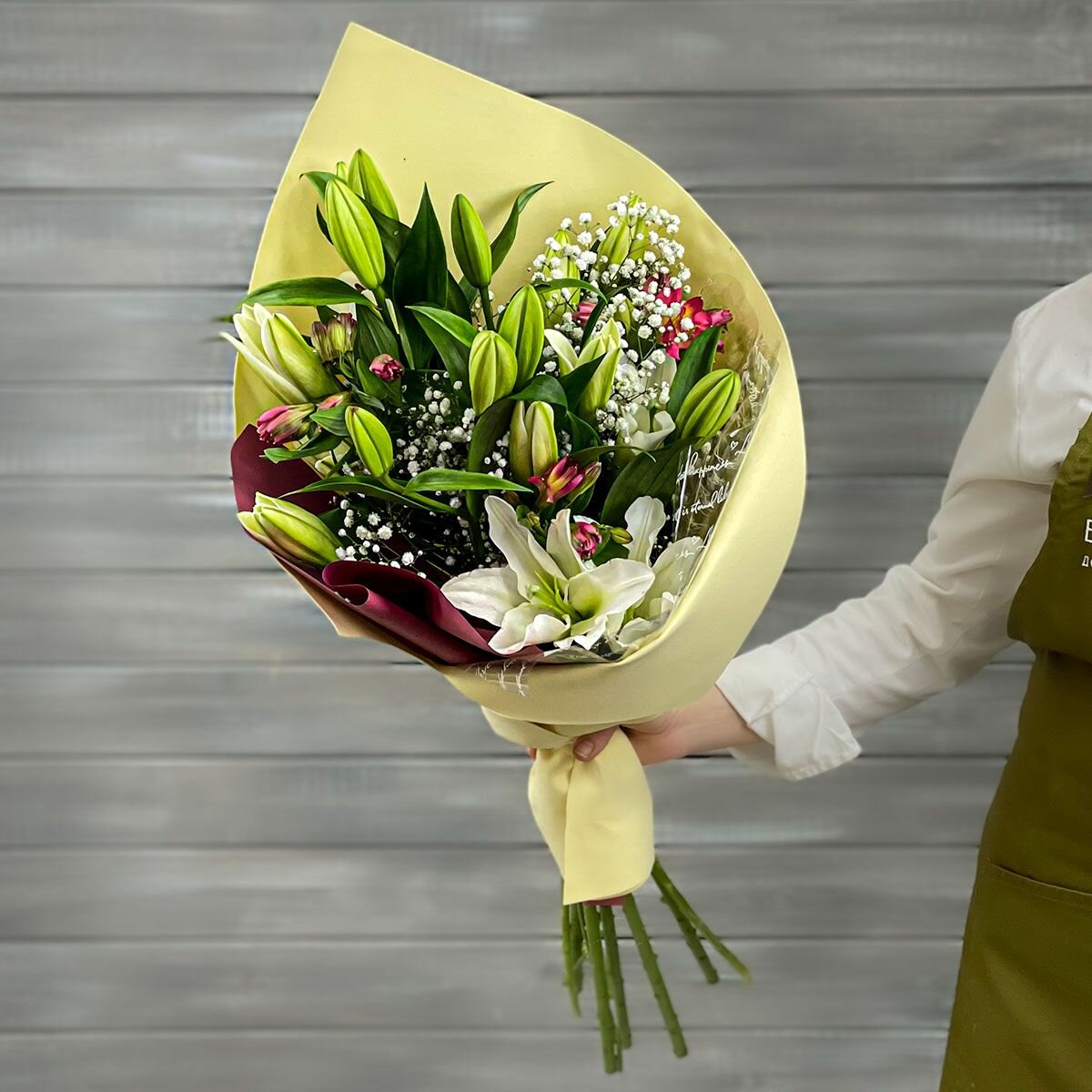 Букет "Букет Маркет", из лилий, альстромерий и гипсофил, оберточная бумага