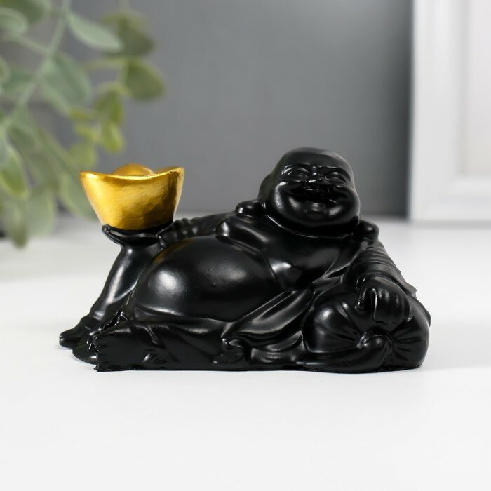 Нэцкэ фигурка полистоун «Хотей с золотым слитком, лежит на мешке», чёрный, 5×8.5×5 см