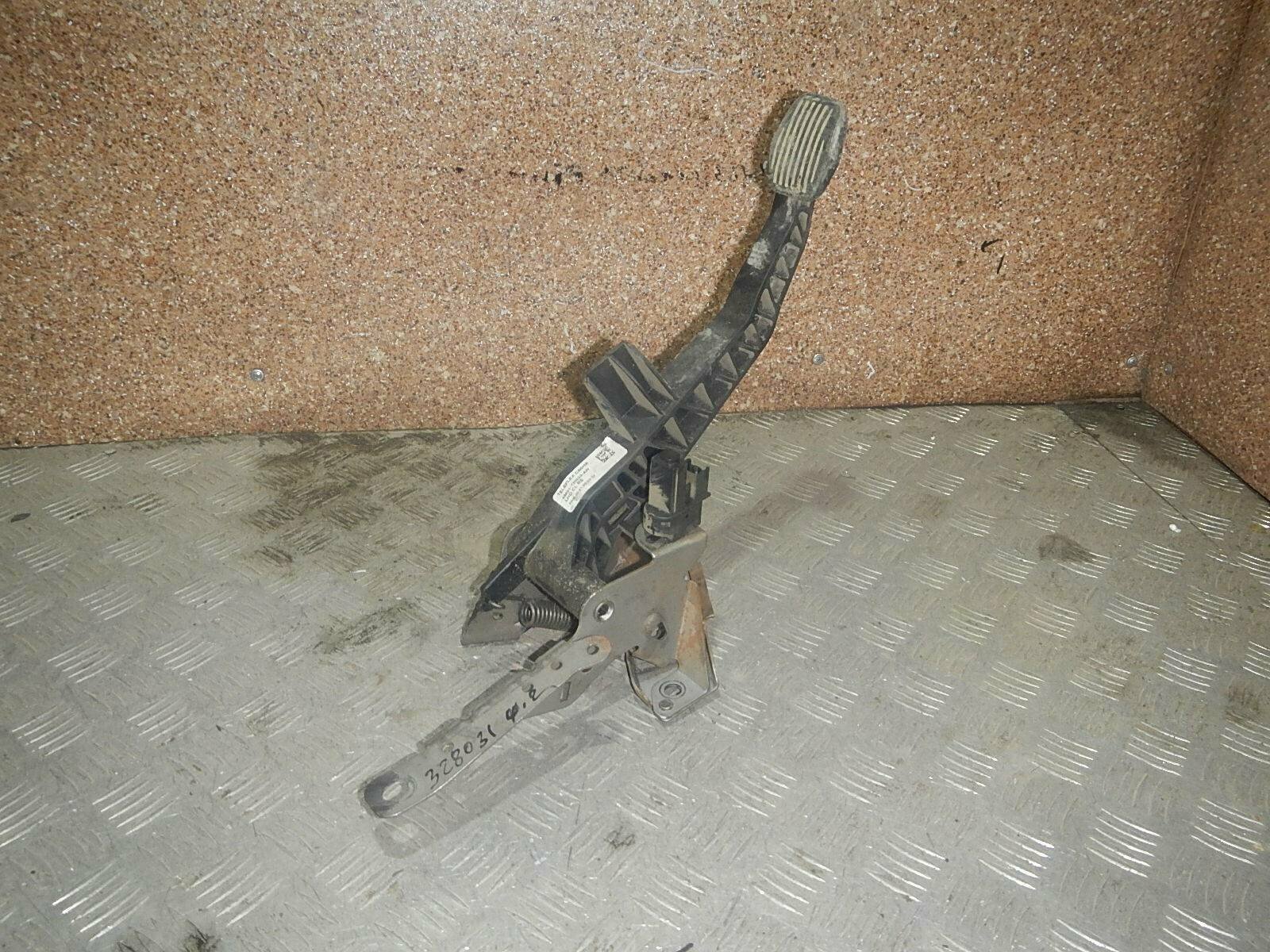 Б/У Педаль сцепления, Ford (Форд)-FOCUS 2 (05-08) FORD FOCUS 2 (05-08) Потертости 328031 FORD арт. 4M517B633AN