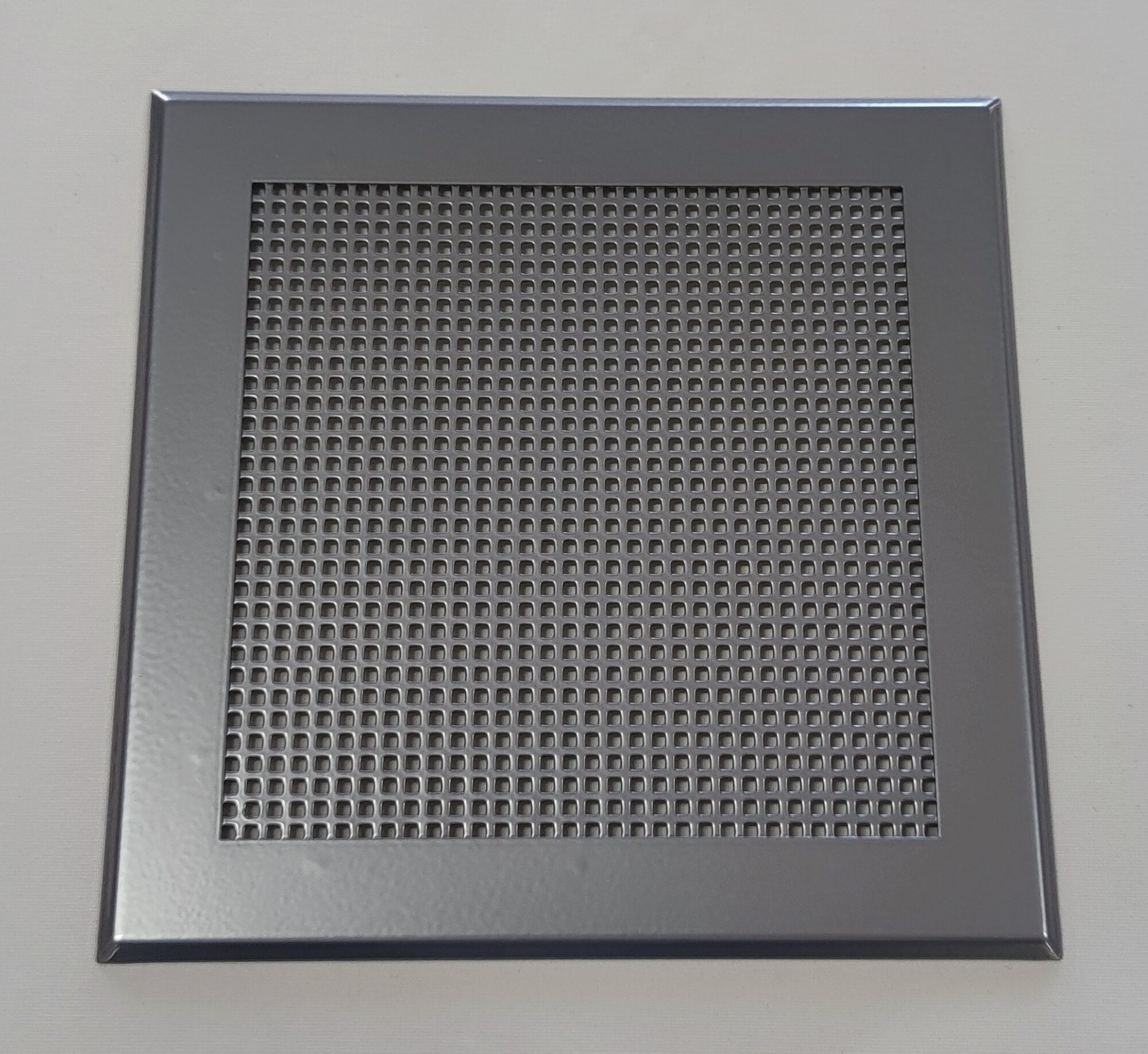 Решетка Плоская с подгибом Штамп 210х210мм, на магнитах, перфорация Квадрат 3-5, Хром Матовый.