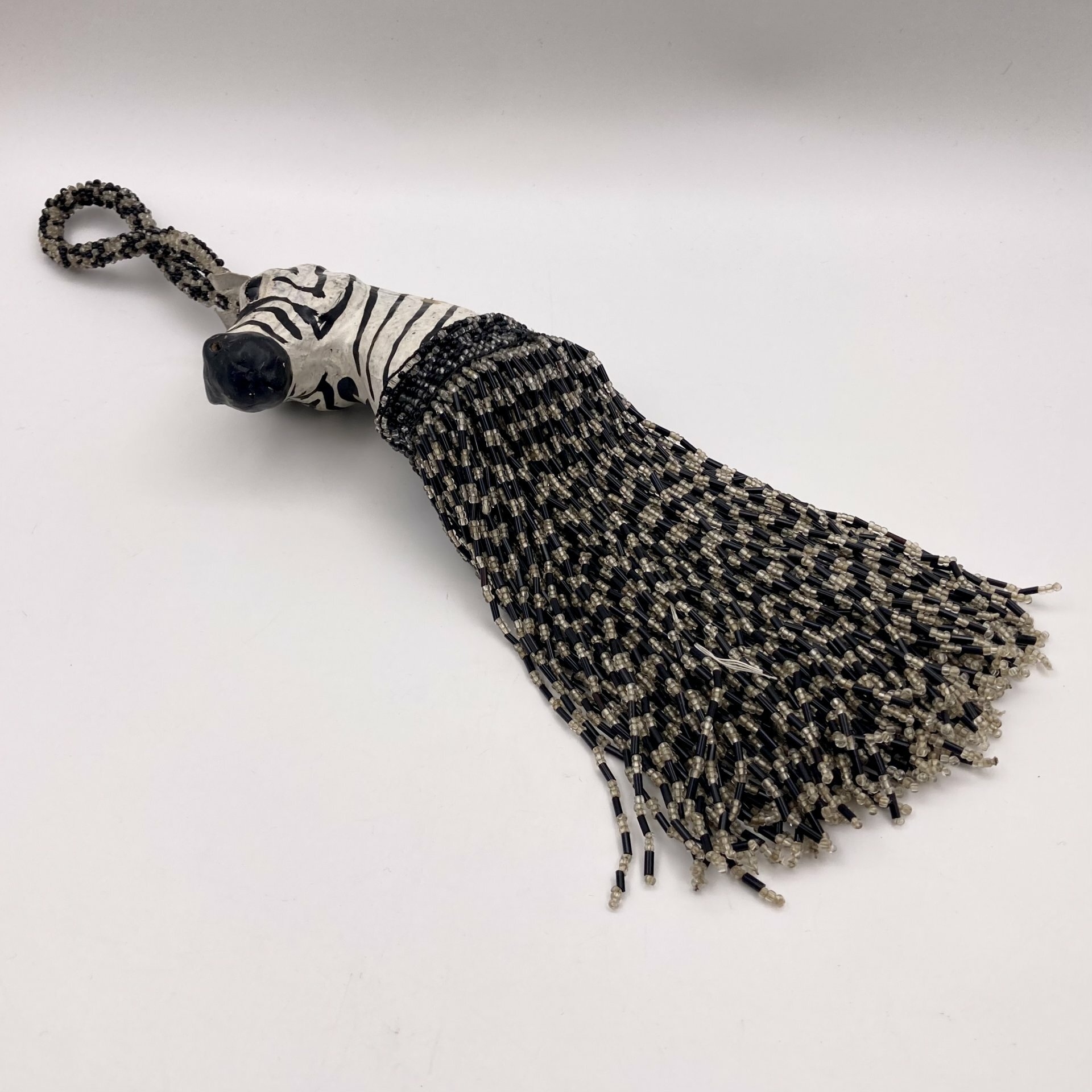 Декоративное украшение в виде головы зебры с кистью и подвесом из бисера, дерево