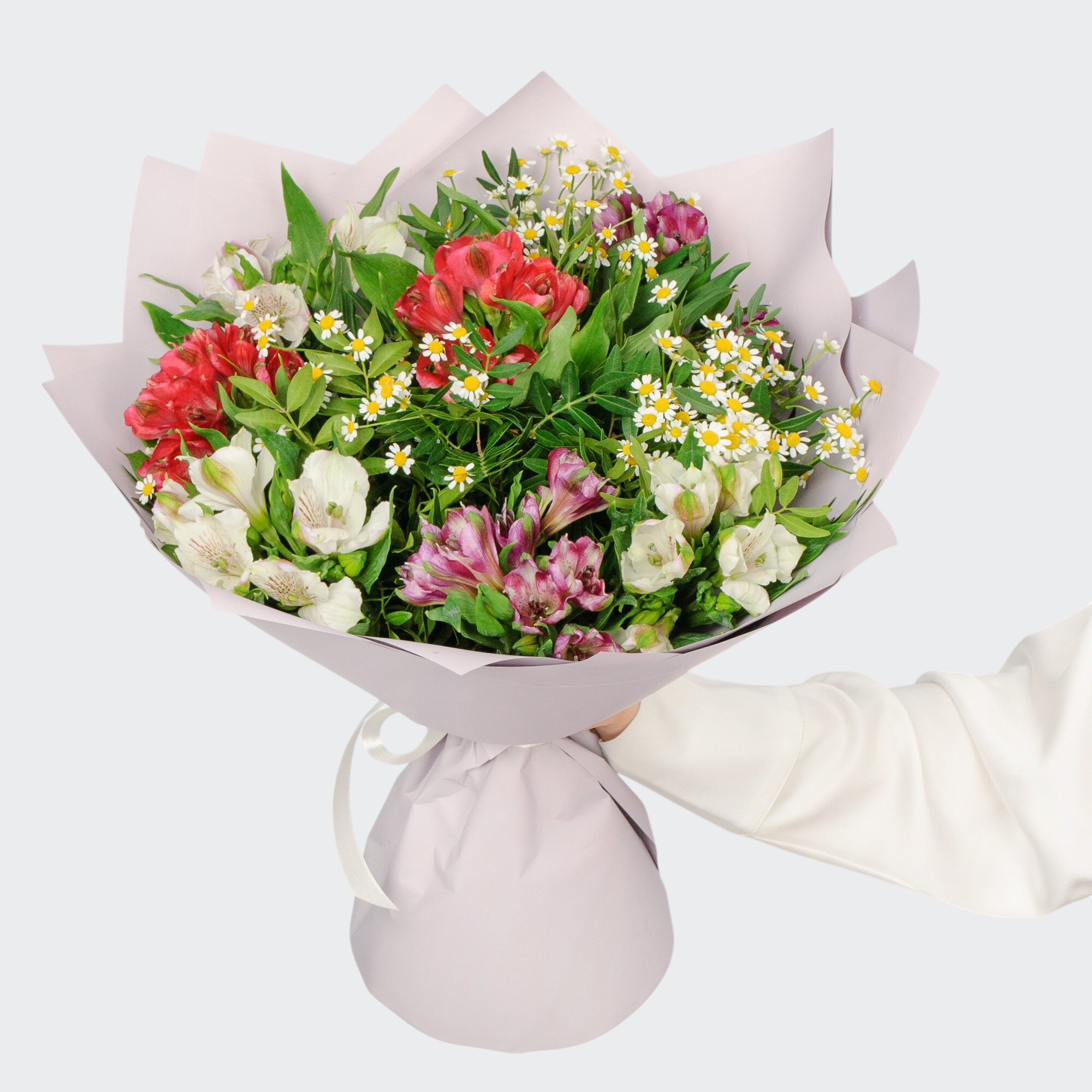 Букет "Яркая история", альстромерии, танацетумы, лентиско, высота 40 см