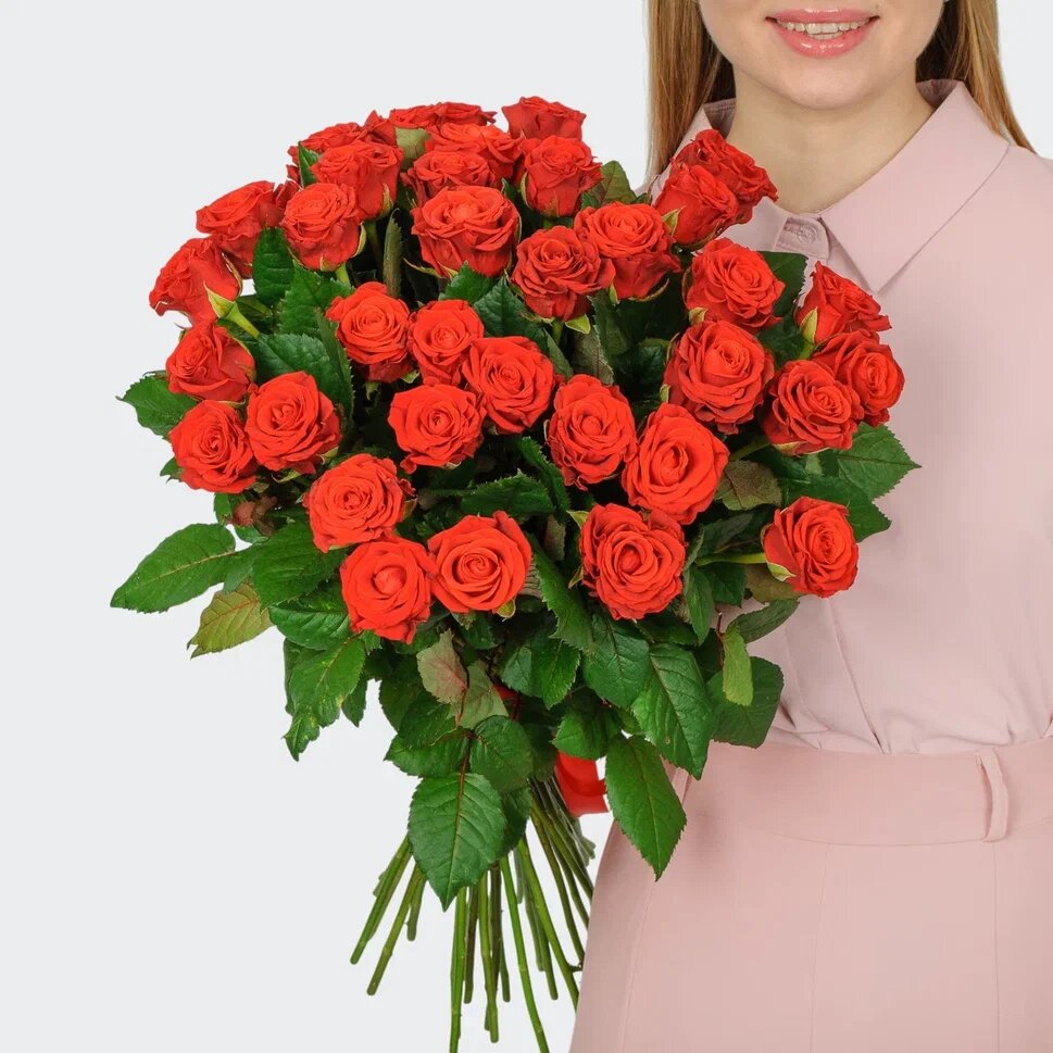 Букет от СоюзЦветТорг из 35 красных роз сорта Эль Торо, высота 60см