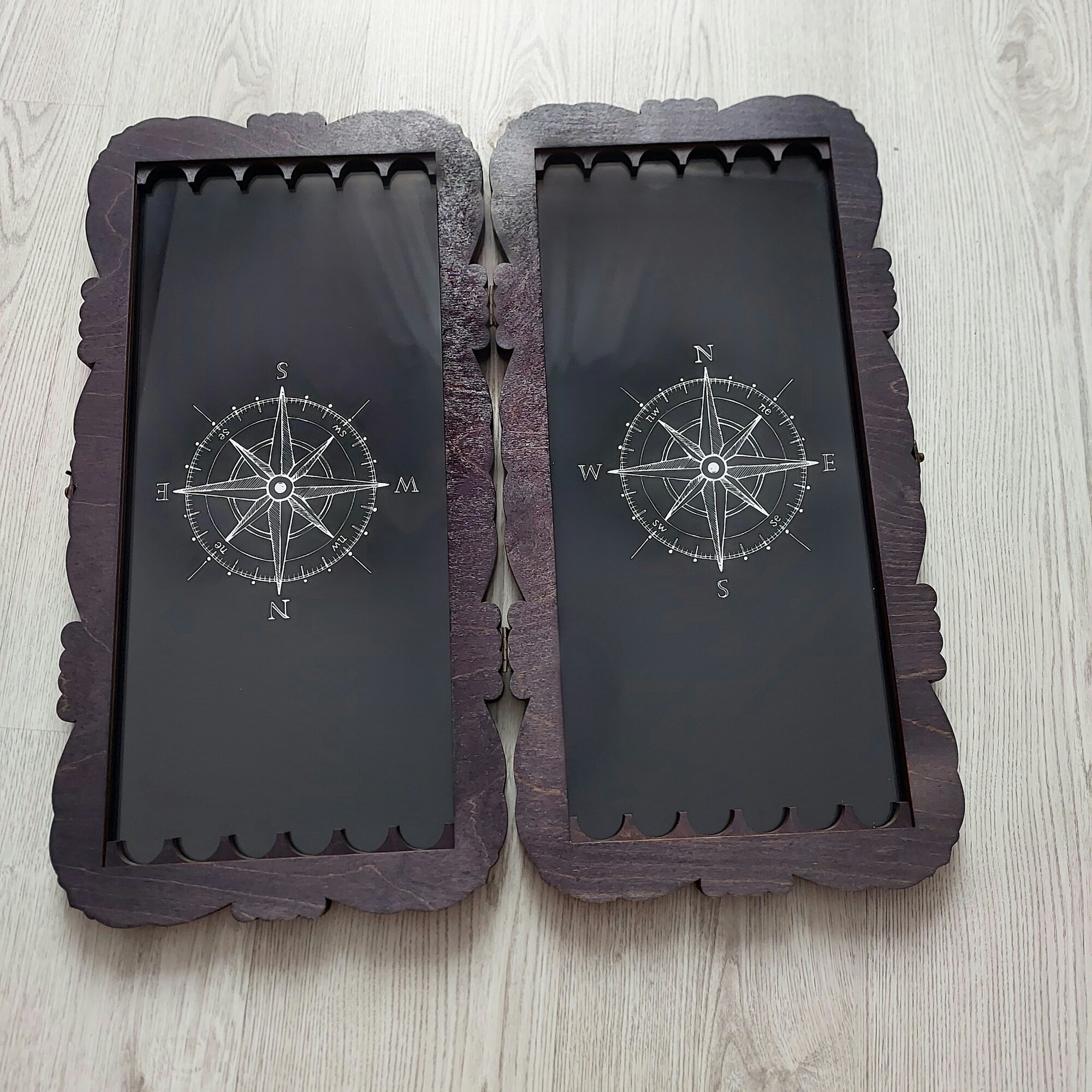 Нарды большие со стеклянным полем , с цветной картинкой компас