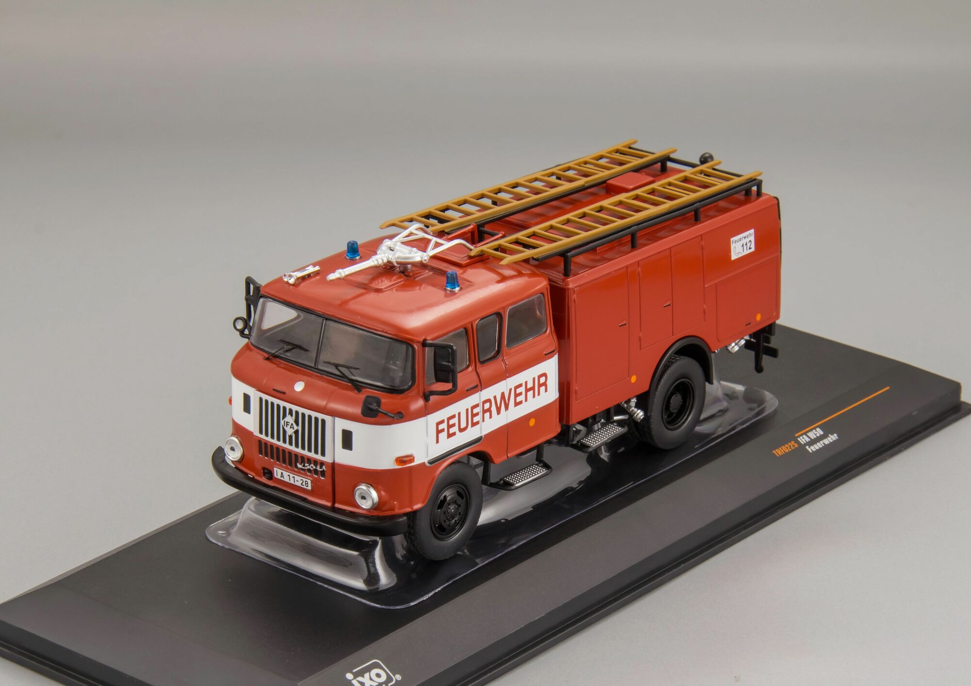 Коллекционная масштабная модель пожарного автомобиля 1:43 IFA W50 от IXO