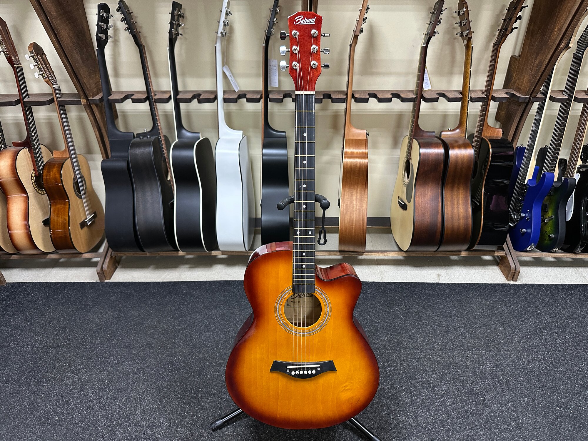 Комплект 12в1 акустическая гитара Belucci BC4010 SB