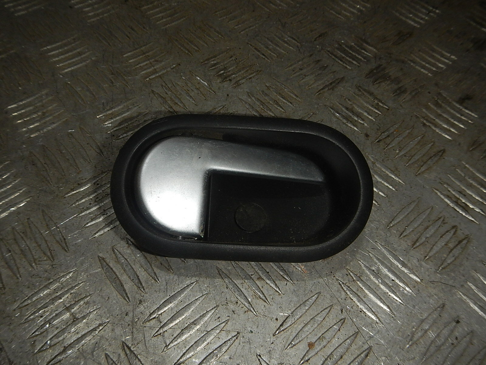 Б/У Ручка двери внутренняя правая, Ford (Форд)-FUSION (02-) FORD FUSION (02-12) Царапины 304718 FORD арт. 2S61A22600