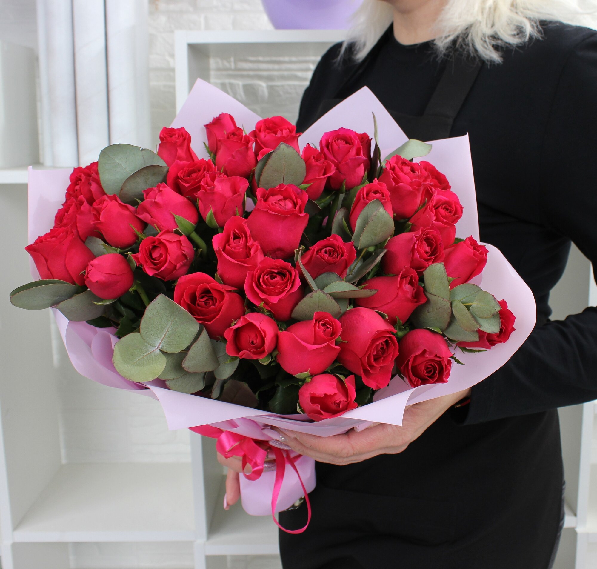 Монобукет THE FLOREAL малиновая роза 35 штук, высота 40 см, с эвкалиптом