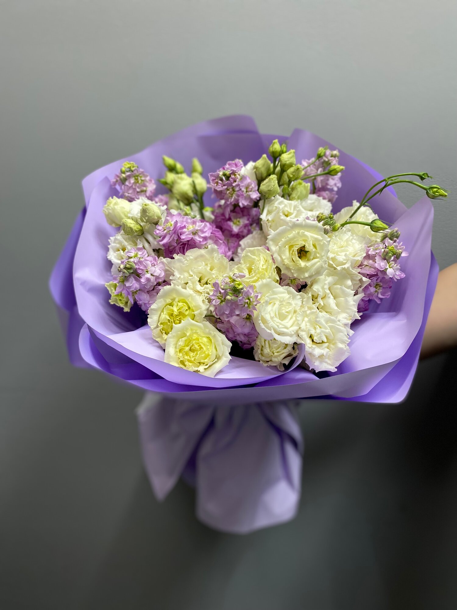 Букет живых цветов "NURA FLOWERS", эустома 10 маттиолла 9 на стеблях, доставка по Москве — фото 1