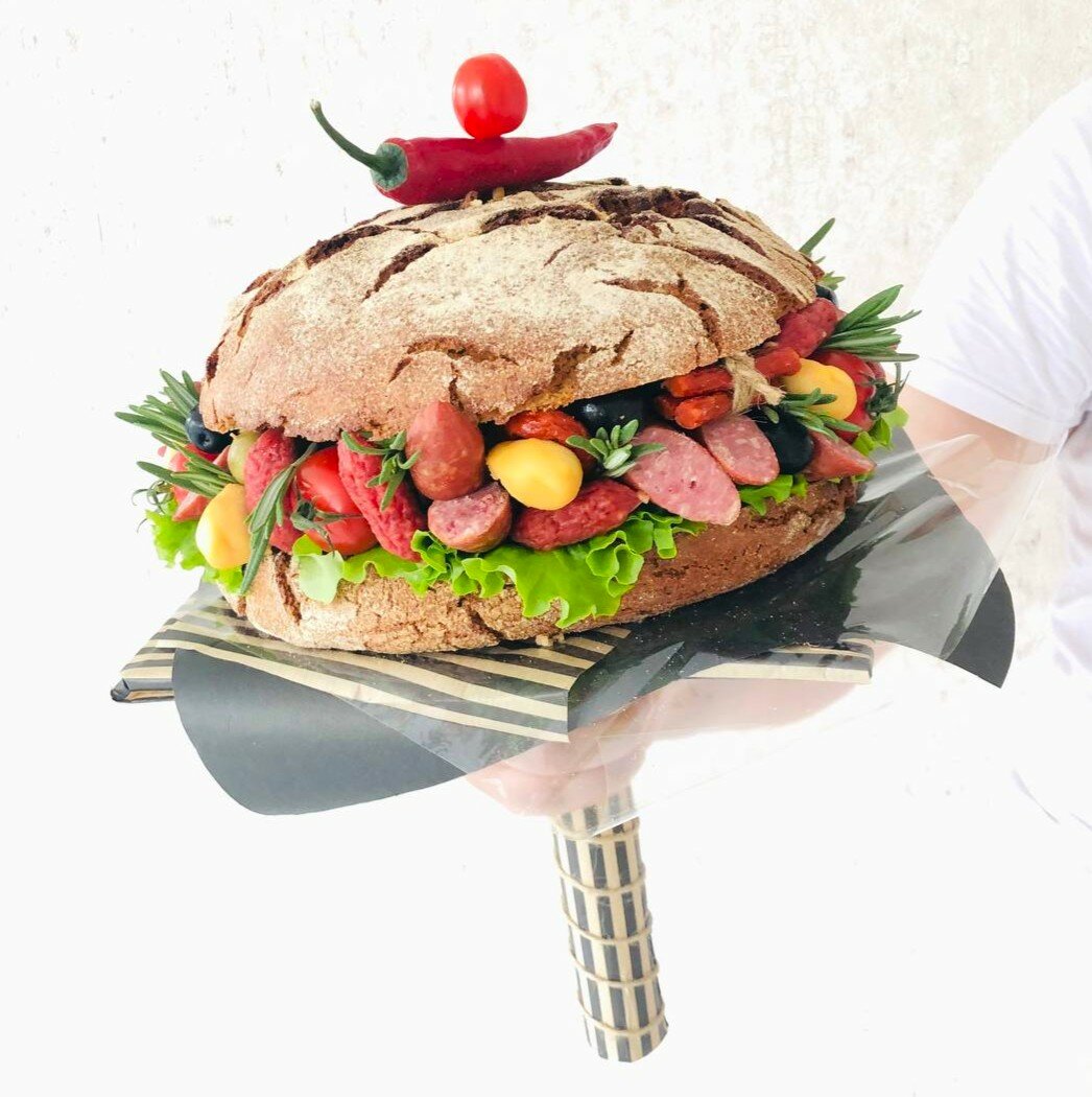 Мужской съедобный букет бургер, гамбургер с колбасками и закусками. Колбасный букет, подарок мужчине на день рождения, юбилей