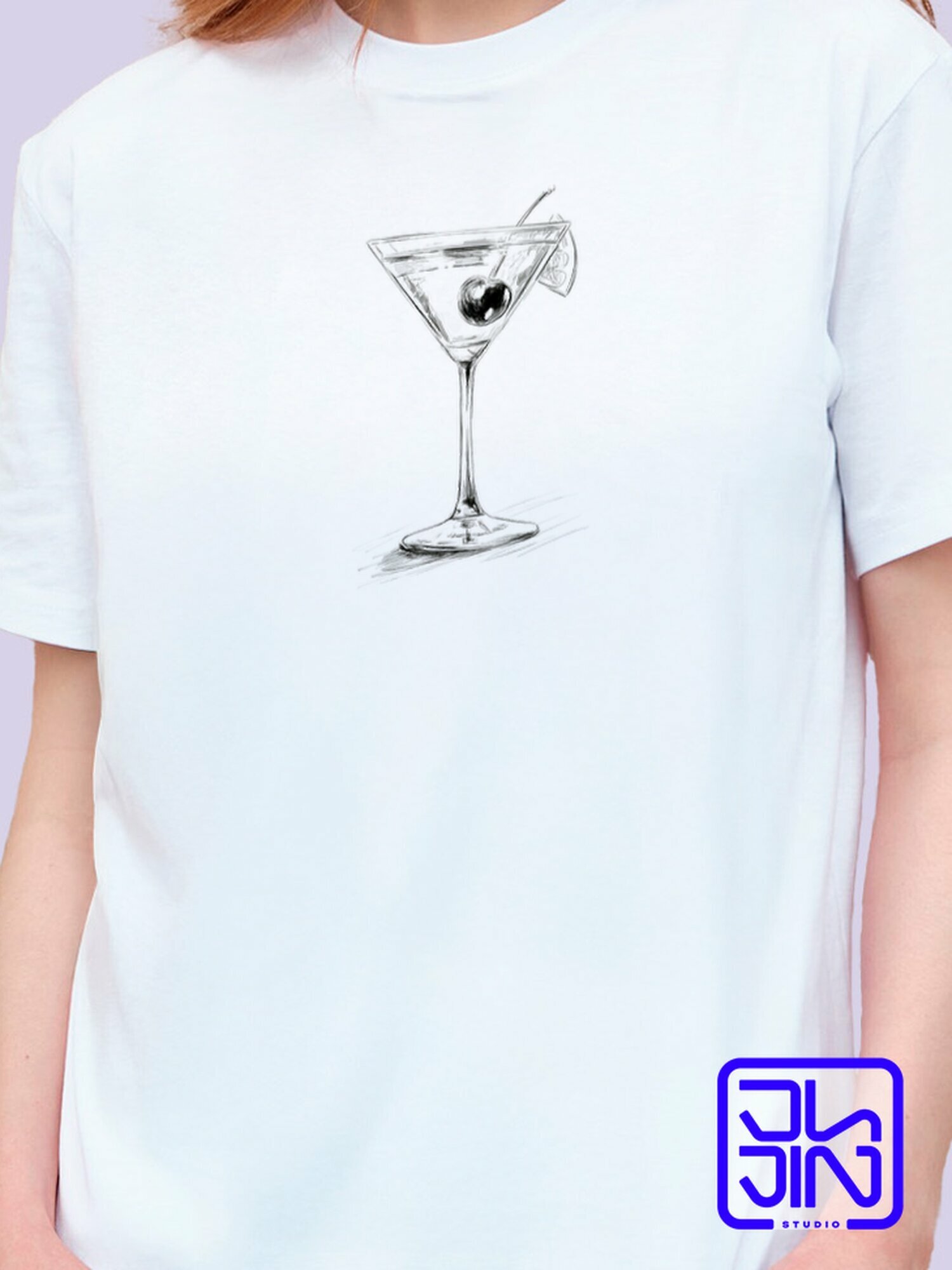 Футболка классическая женская с авторским принтом Минималистичный черно-белый принт коктейля мартини в изящном бокале, белый хлопковый трикотаж с прикольным рисунком на груди