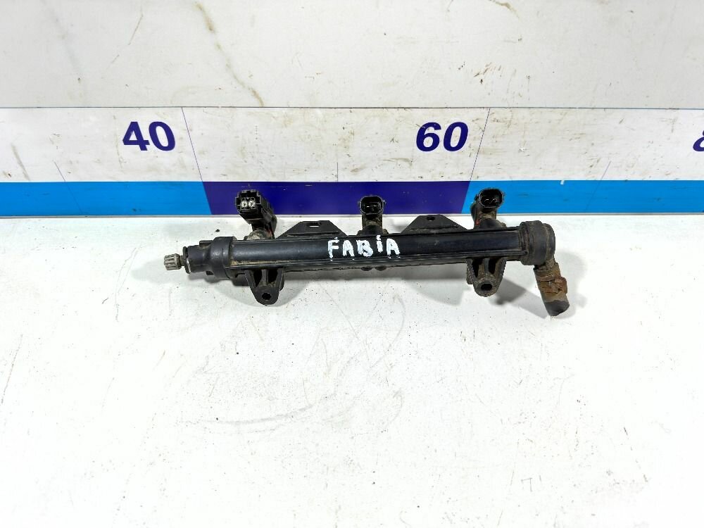 Форсунка топливная Skoda Fabia 03E906031C