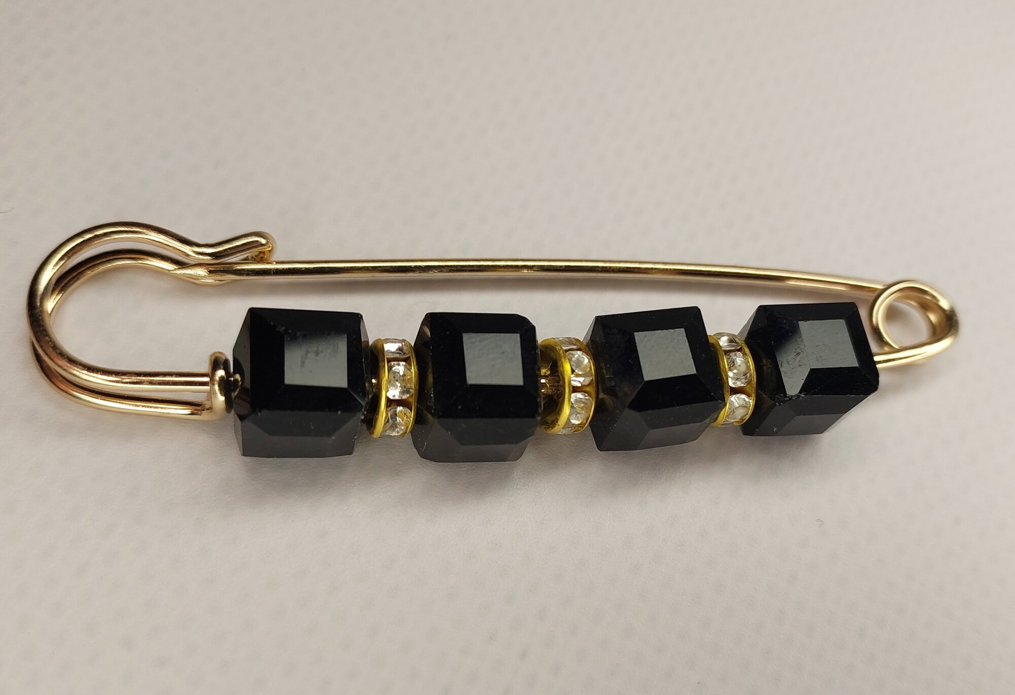 Булавка брошь "Агатовые камешки" для кардигана, пальто, платков, костюмов, шарфа, одежды . Цвет чёрный.