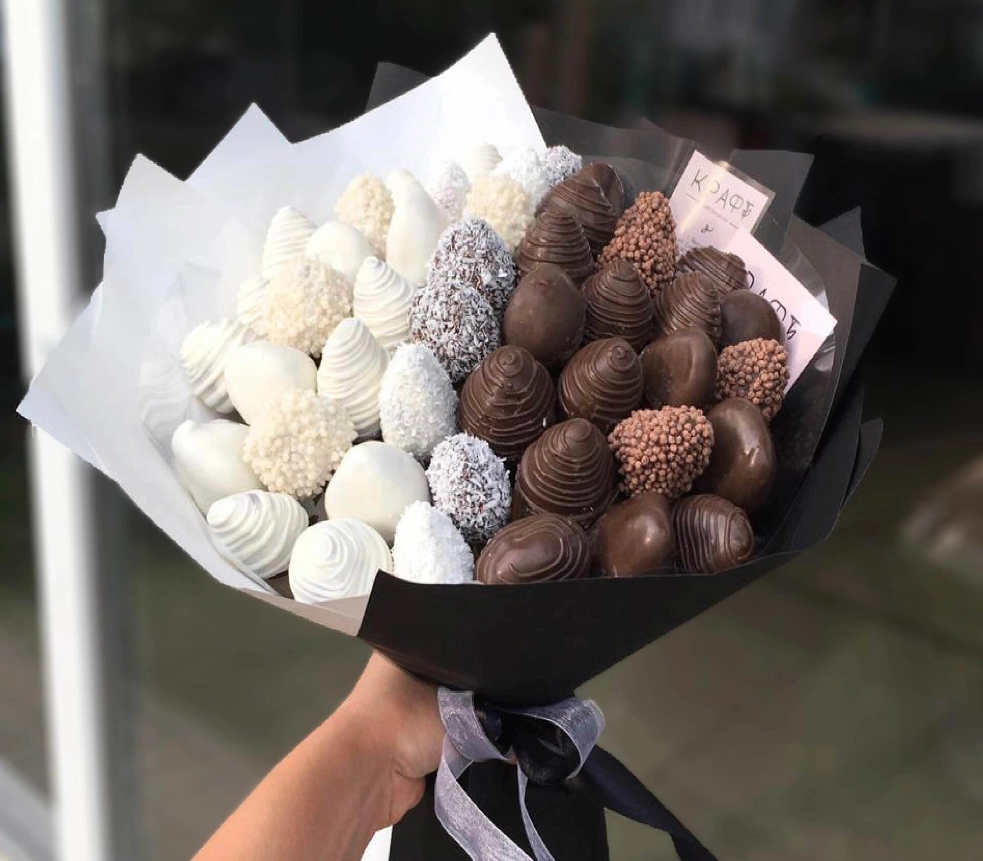 Букет Цветочный Бар Крафт "Круэлла", клубника в шоколаде, черно-белый