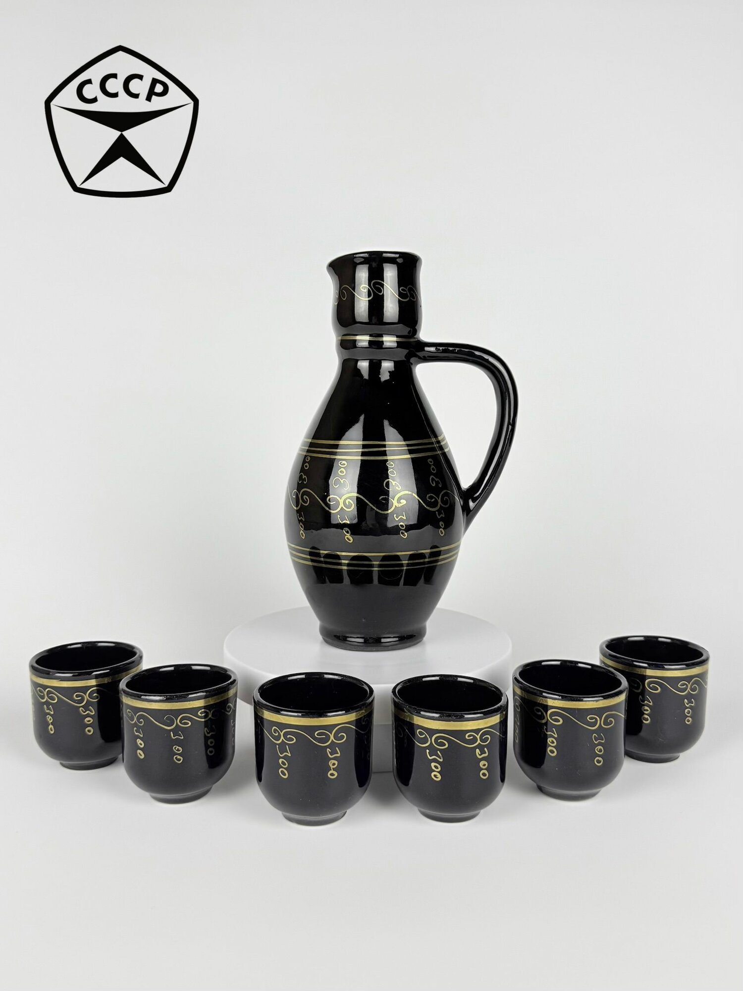 Сервиз для крепких напитков с ленточным орнаментом на чёрном фоне, керамика, роспись, золочение, СССР, 1970-1980 гг.