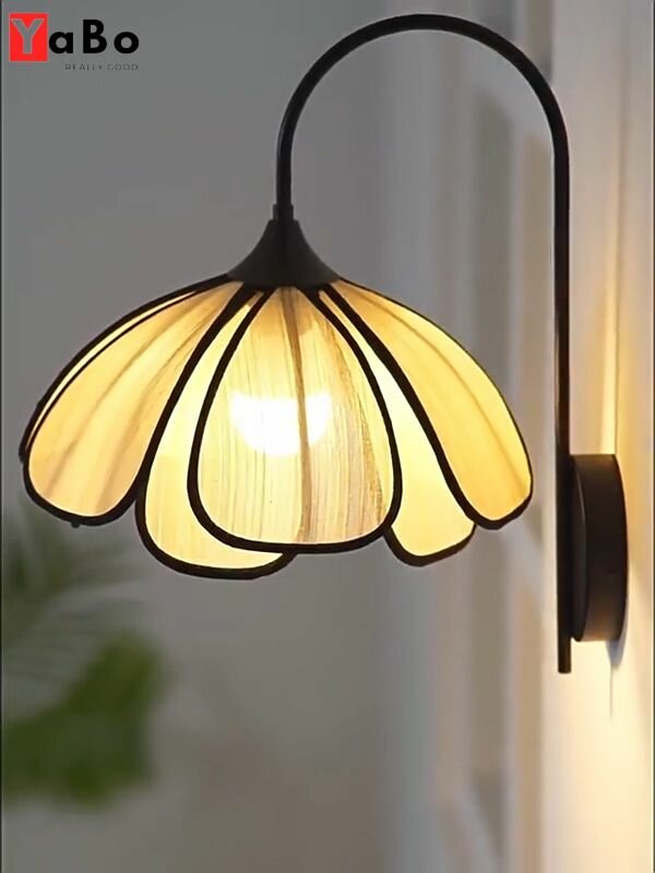 Настенный светильник в виде лепестка в японском стиле
