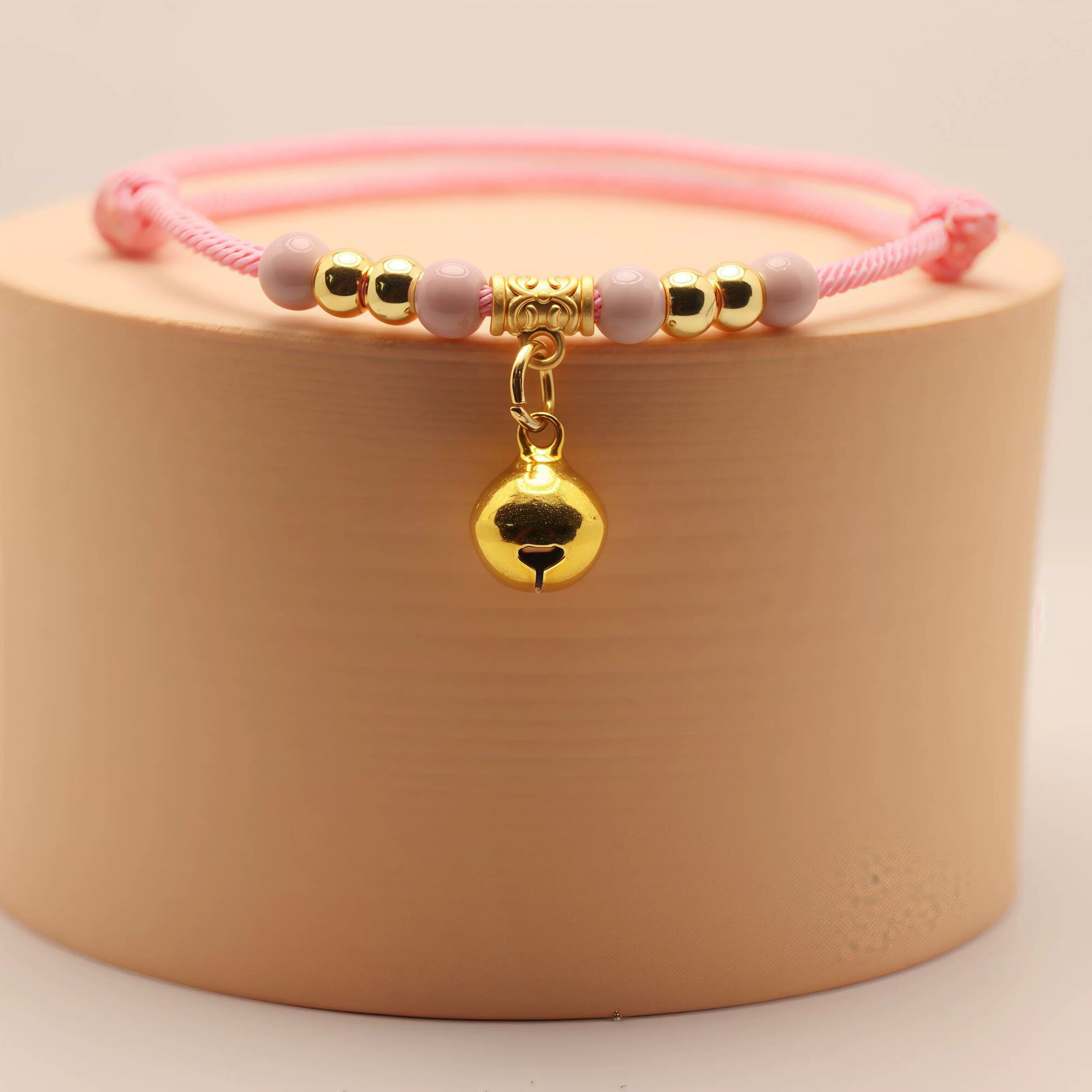 Розовый регулируемый ошейник с золотым колокольчиком и звуком - размер L для собак 15-35 фунтов и кошек 15-35 фунтов