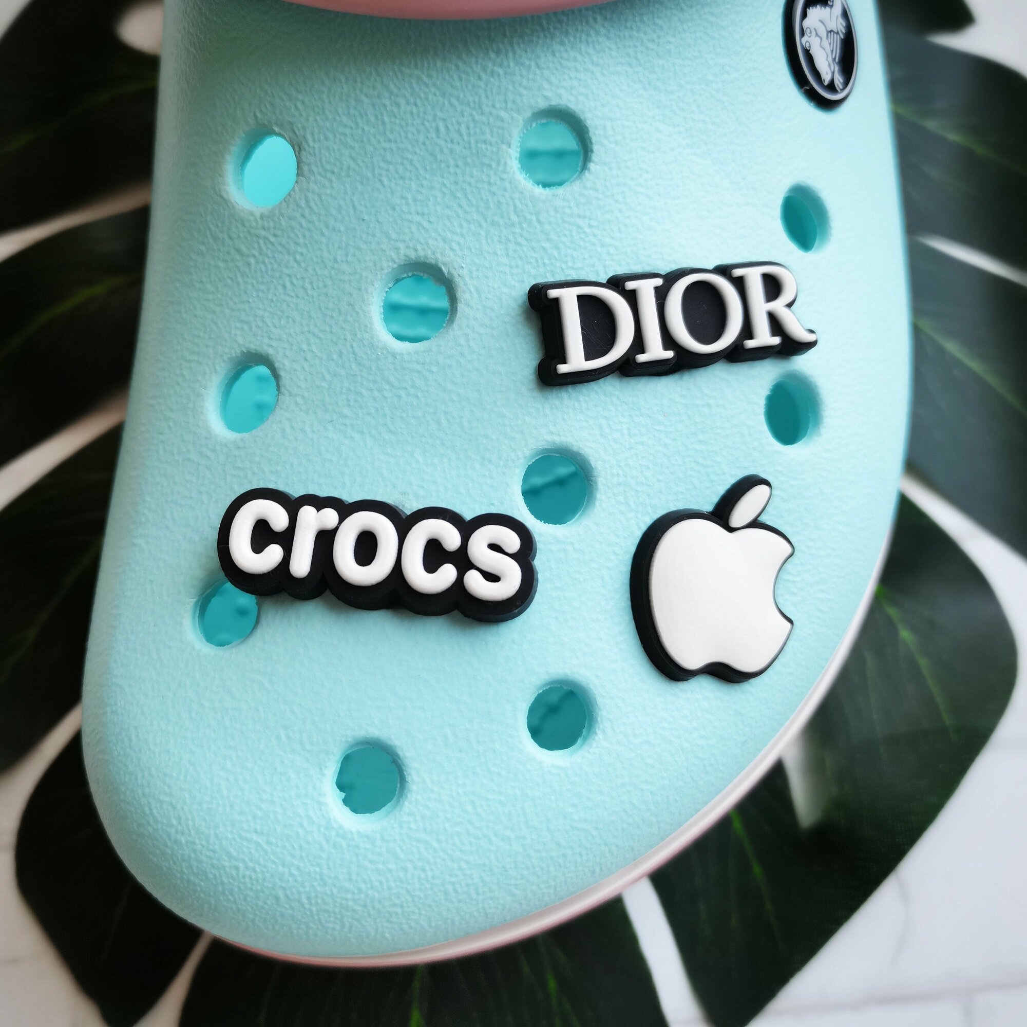 Джибитсы для crocs белые яблоко надписи женские — фото 1