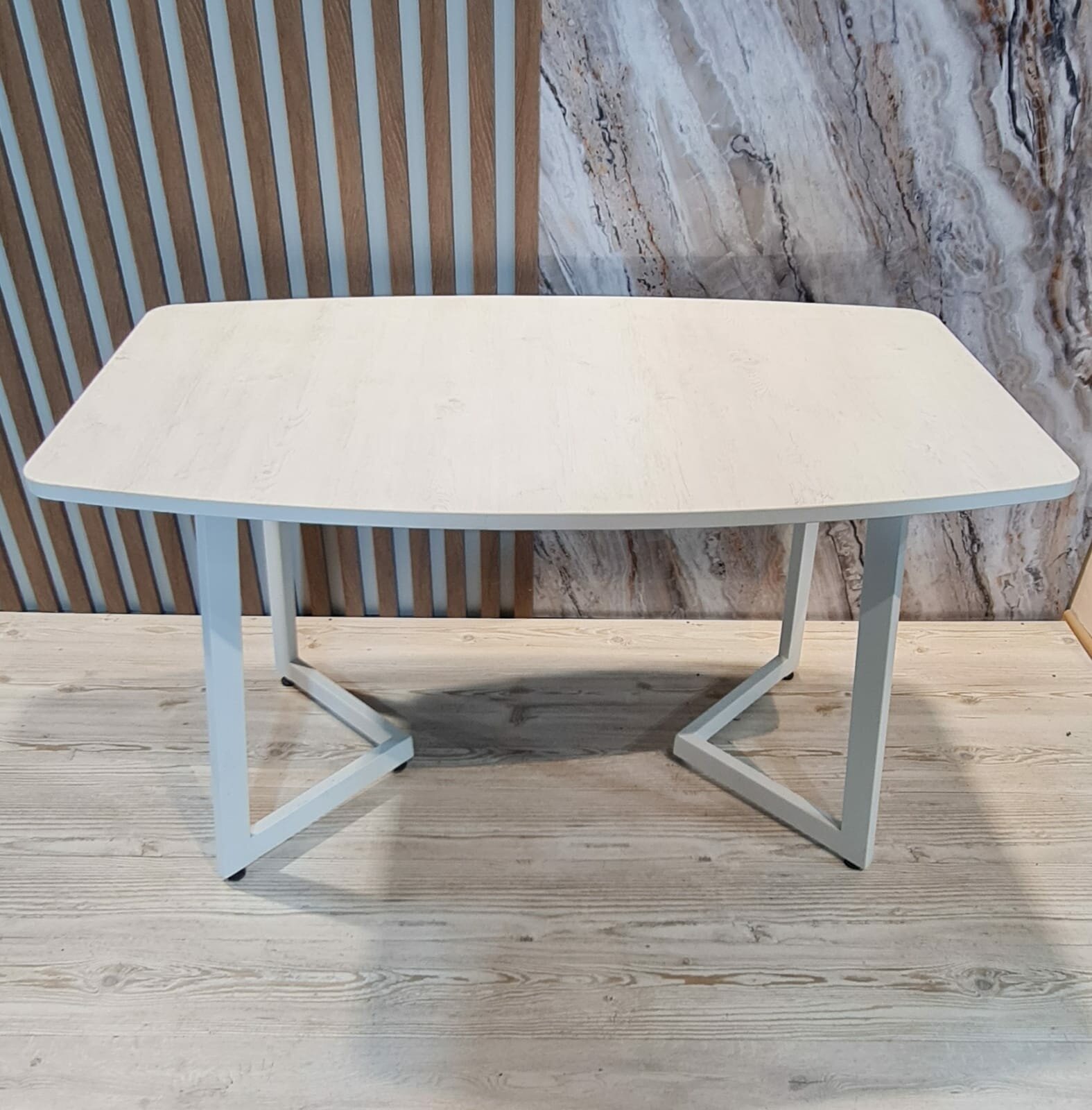 Кухонный стол арском Денвер белый, основание белое