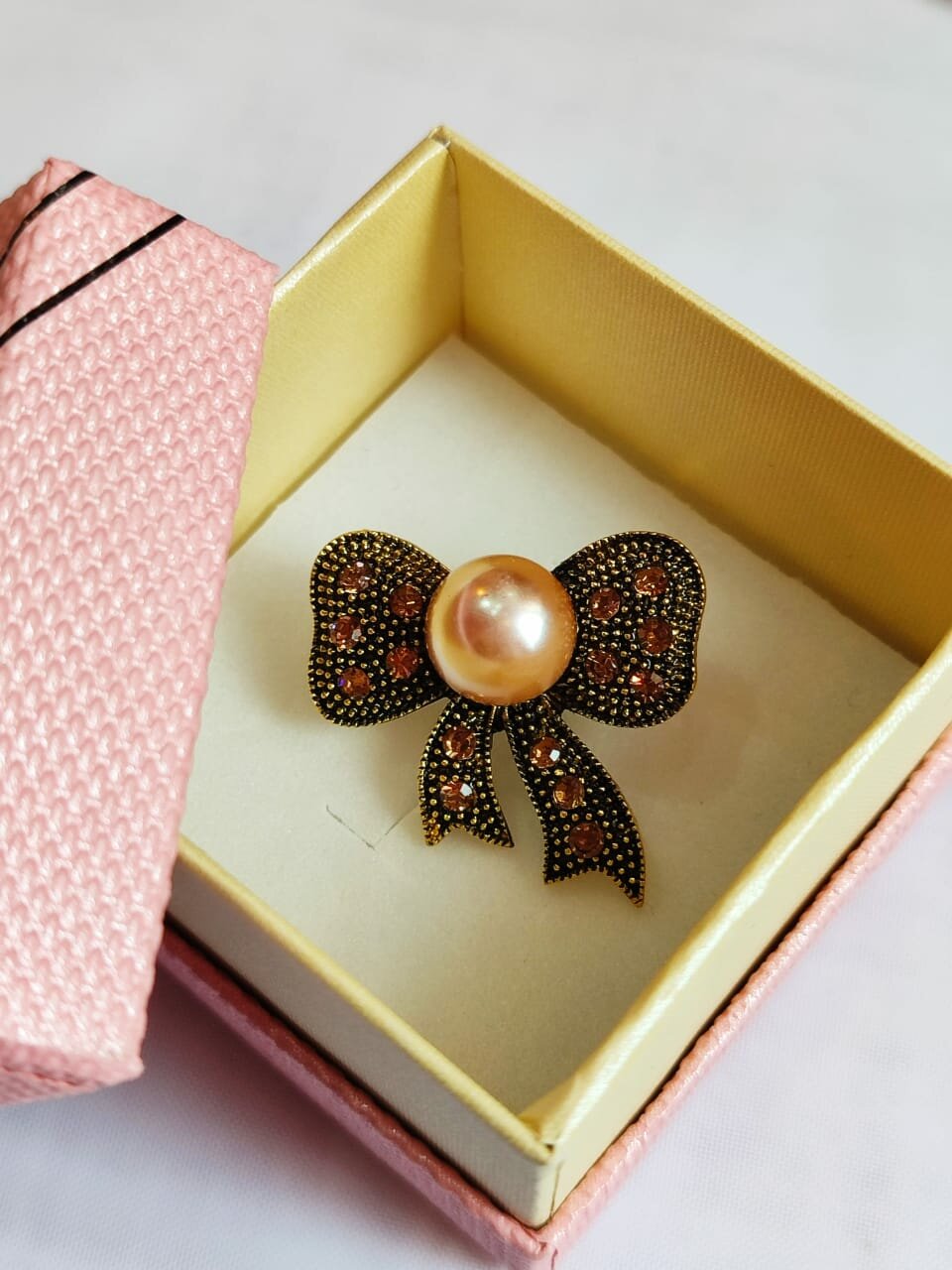 Брошь, стразы