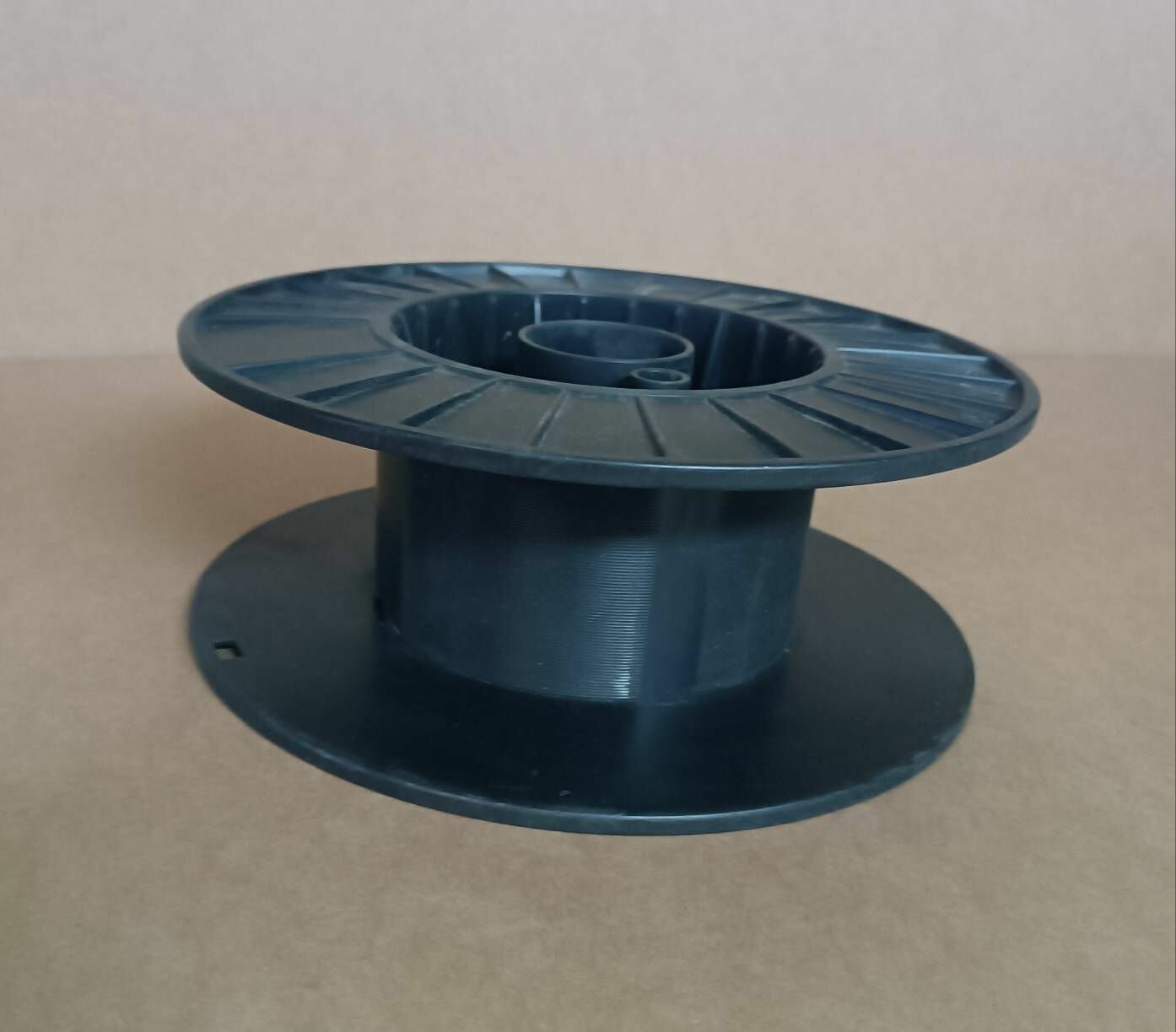 Катушка (бобина) для хранения гирлянд, кабелей, удлинителей, верёвок.