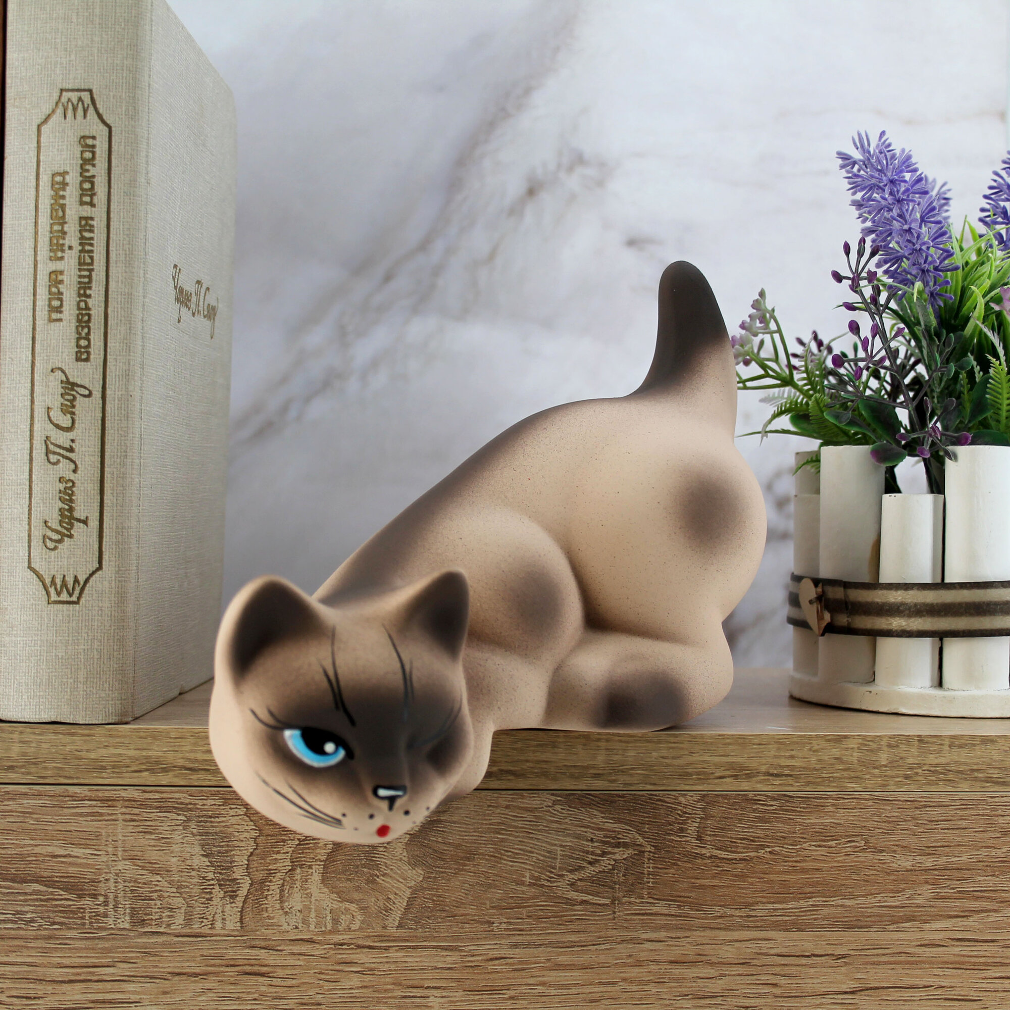 Статуэтка , свисающая фигурка Кот Шалун 20 см , керамика , ручная работа , бежевый с коричневым подпалом