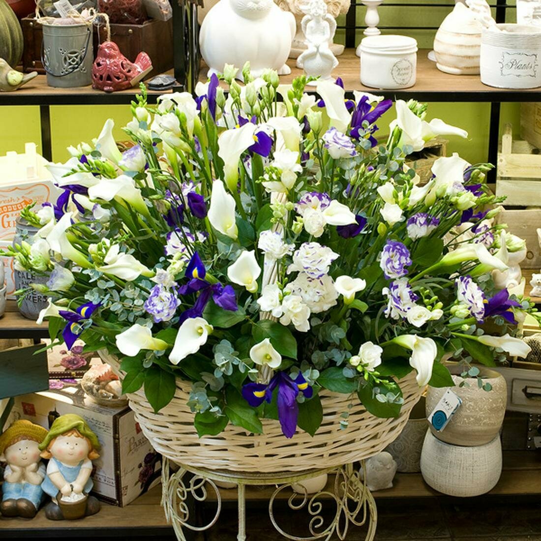 Корзина с каллами Charlotte, бело-синяя, с другими цветами, доставка по Москве