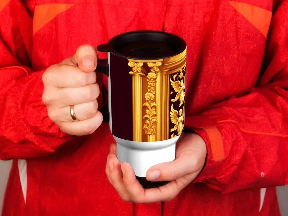 Тремокружка для авто с принтом "Великолепные золотые ворота с изысканным барочным дизайном, украшенные крылатыми ангелами по бокам. Столбы с резьбой и цветочными мотивами." 0.5 л.