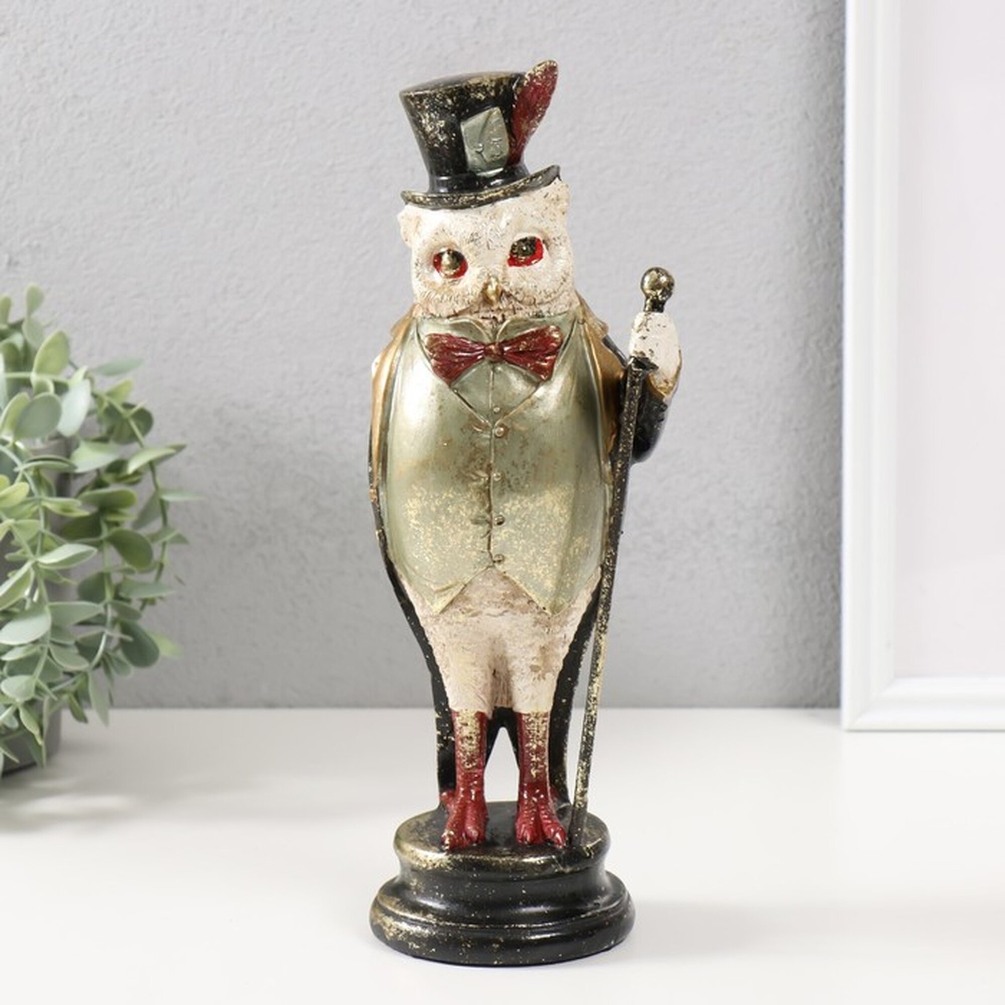 Фигурка полистоун «Филин в цилиндре с пером, с тростью», 12×10×30 см