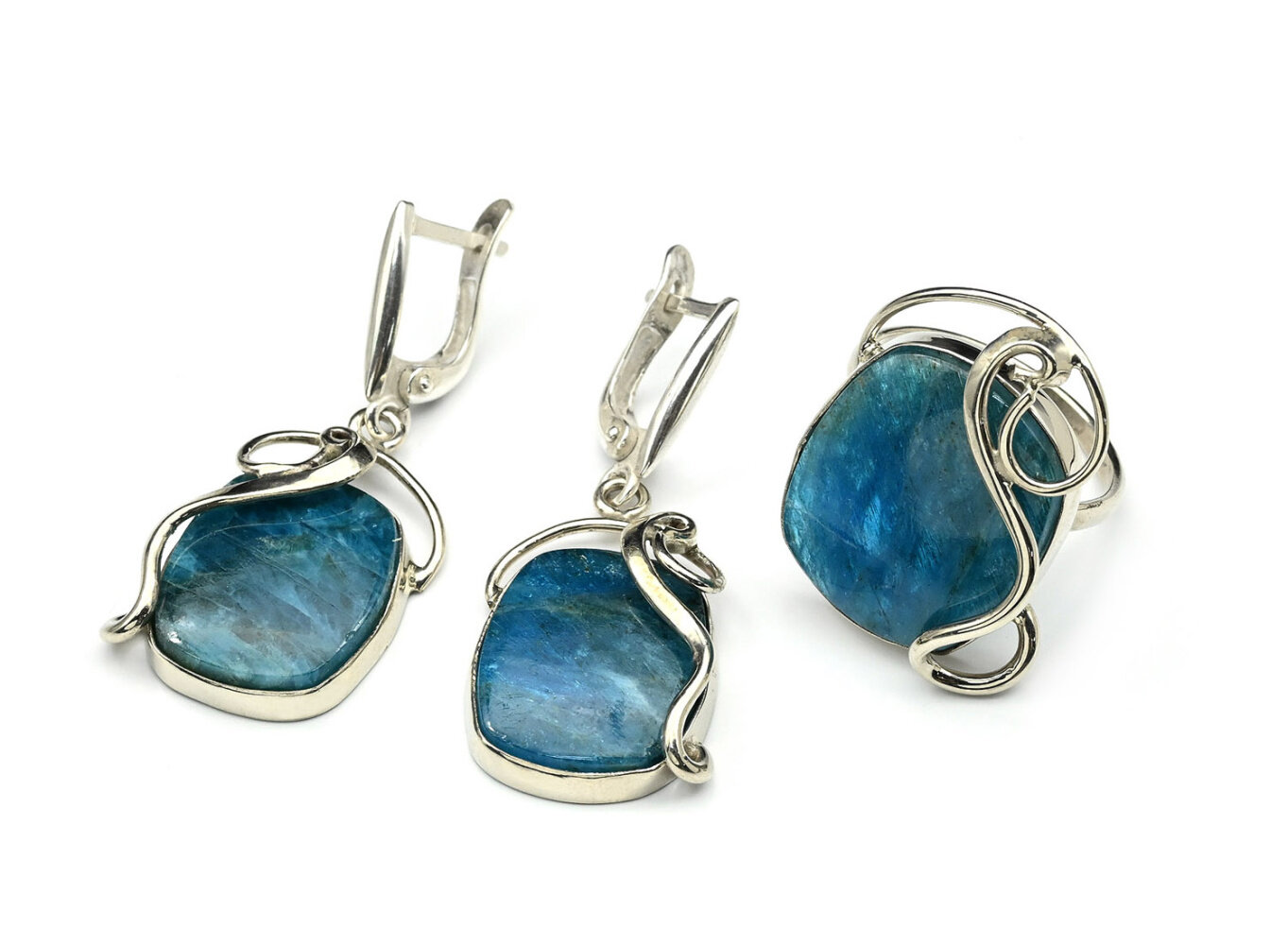 Комплект бижутерии: серьги, кольцо, апатит