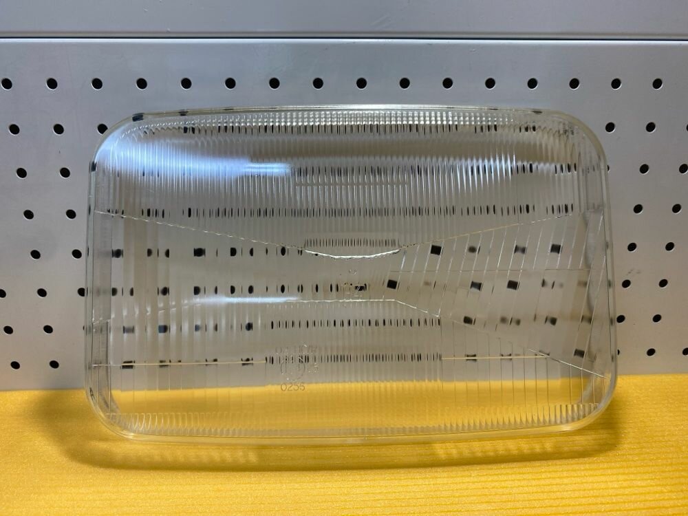 Стекло фары правое левое VOLVO MAN IVECO SCANIA RENAULT (вольво МАН ивеко скания рено)