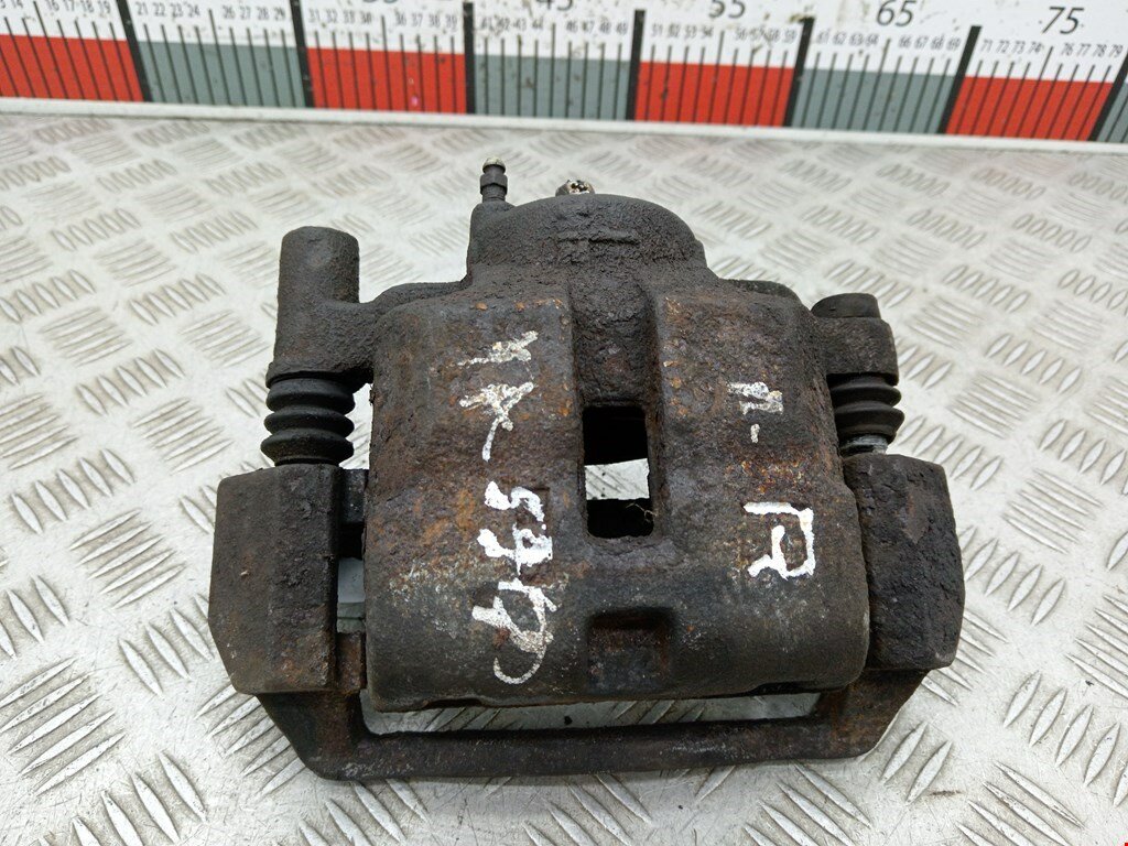 Суппорт передний правый Mazda Premacy GFYP3398ZA арт. 2198218