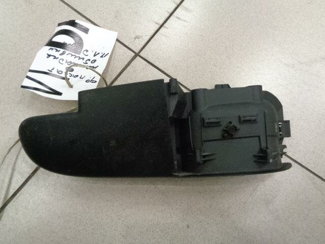 Накладка обшивки двери передней левой от Volkswagen Passat B6 2005-2010