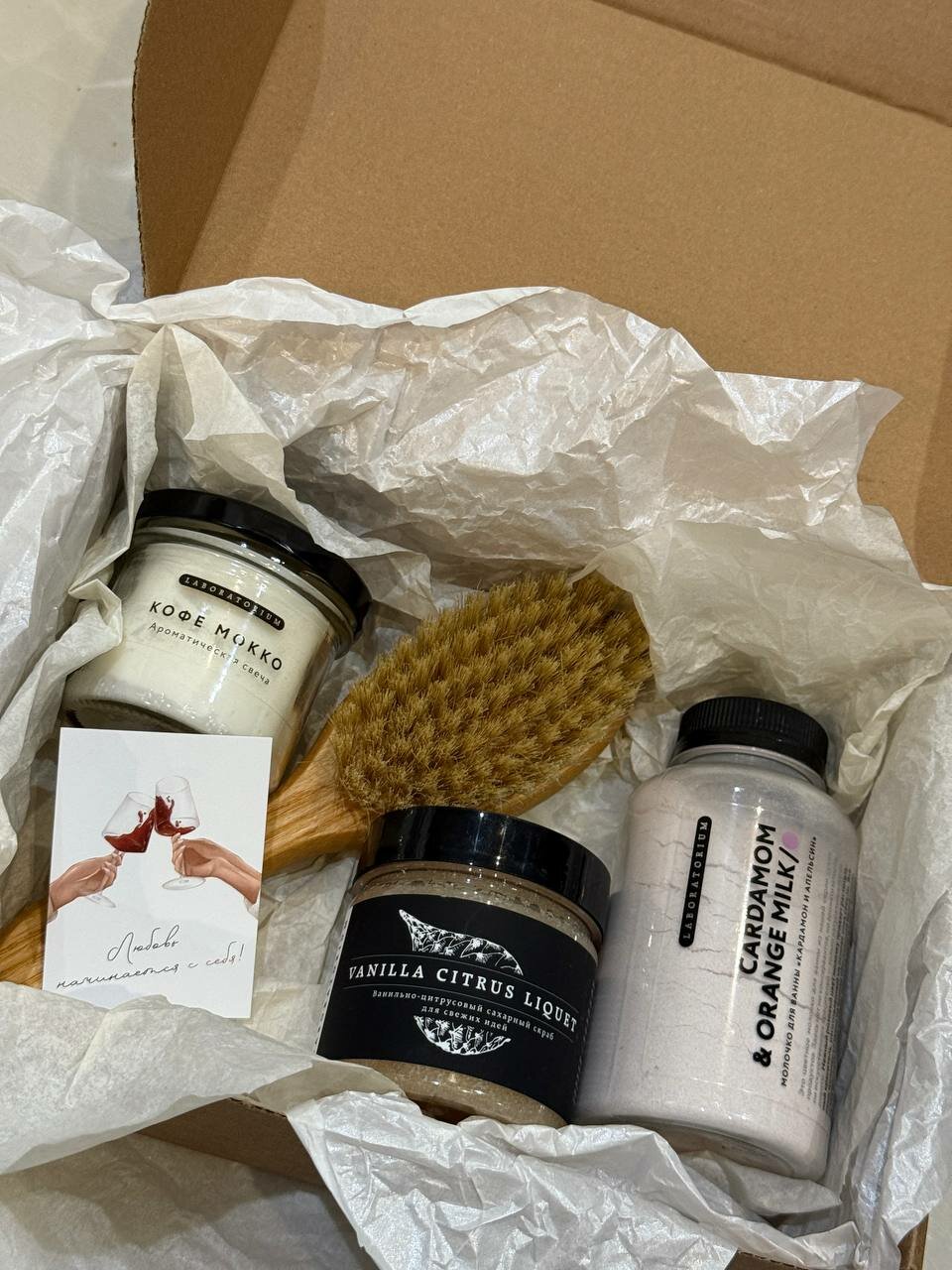 Подарочный набор "С Мурашками", Laboratorium, Скраб для тела ванильно - цитрусовый (150гр), щетка для сухого массажа, молочко для ванны Кардамон и Апельсин (250мл), свечка кофе мокко (100мл), 700 гр