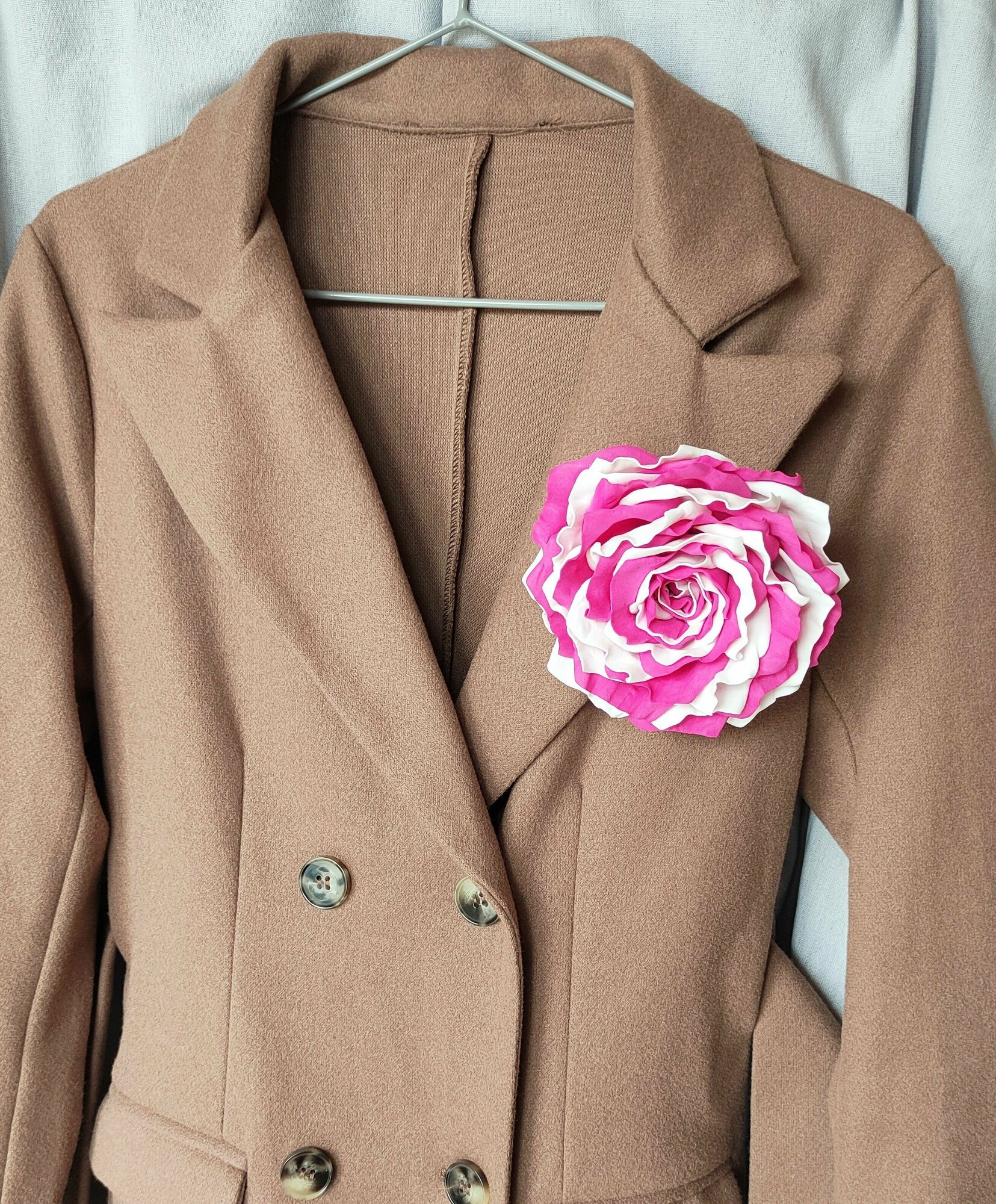 Заколка-брошь для волос/одежды/сумки большой цветок роза бело-малиновая двухцветная 0143м