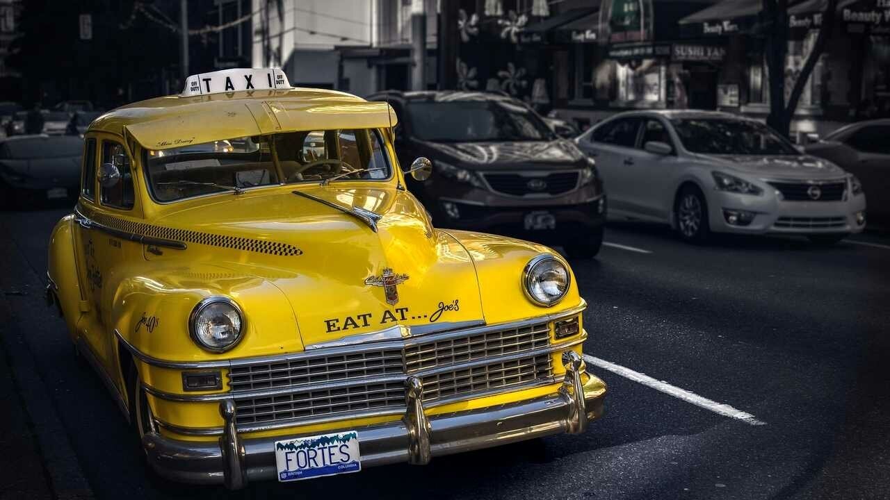 Картина на холсте 110x60 LinxOne "Улица автомобиль ретро классика" интерьерная для дома / на стену / на кухню / с подрамником