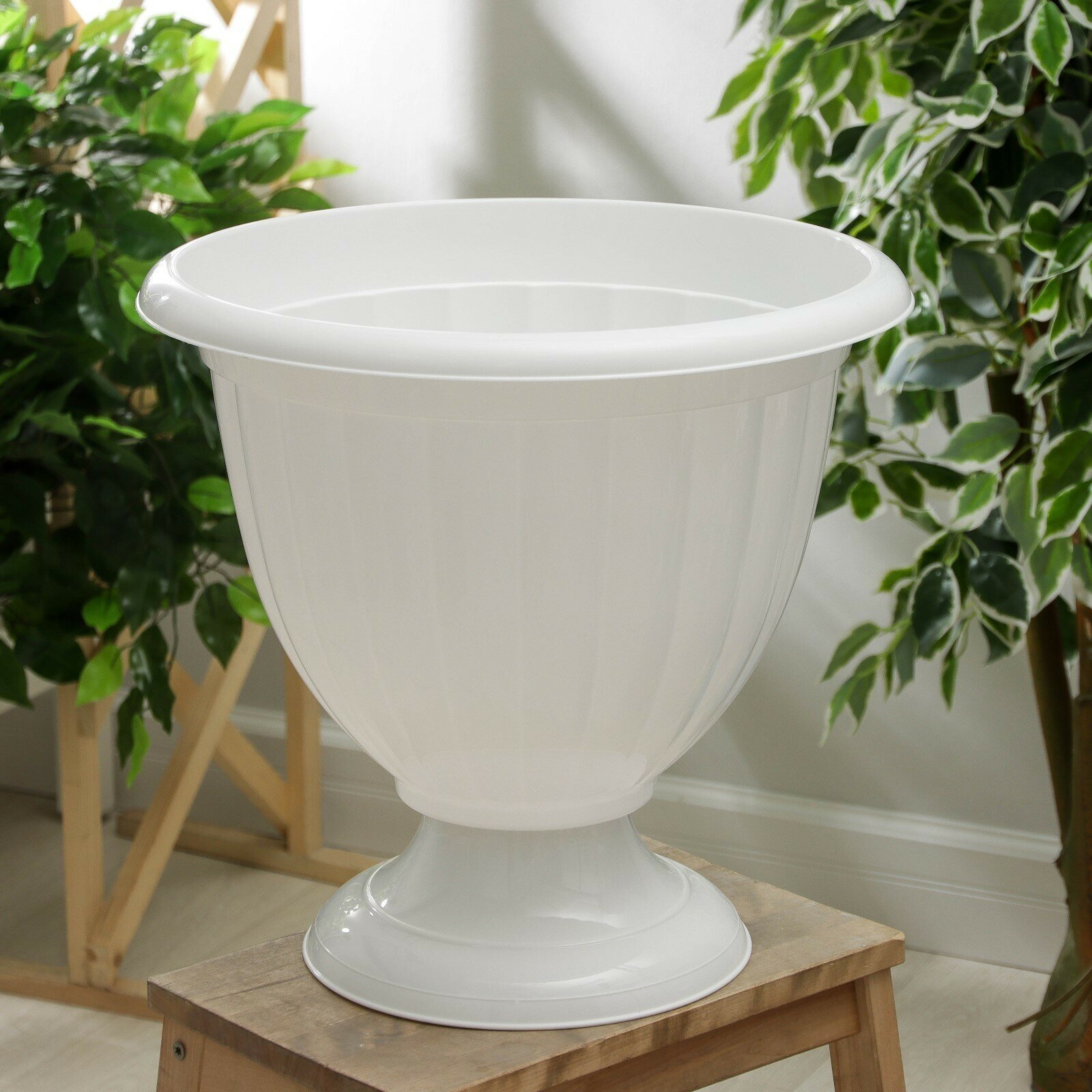 Кашпо-вазон Альтернатива Пластиковый, напольный на ножках, объем 18,0 л, диаметр 418 мм, белый цвет М1393