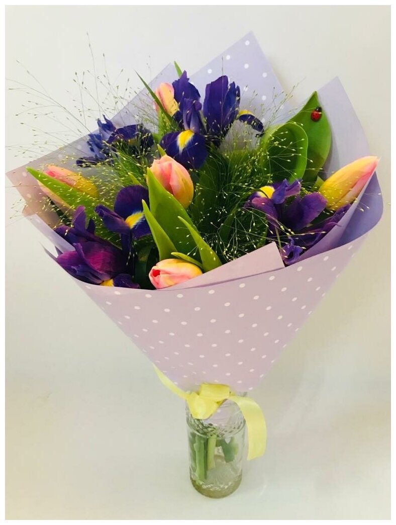 Букетик из синих ирисов сорта Блю Мейджик и розовых тюльпанов , в дизайнерской упаковке, атласный бант.